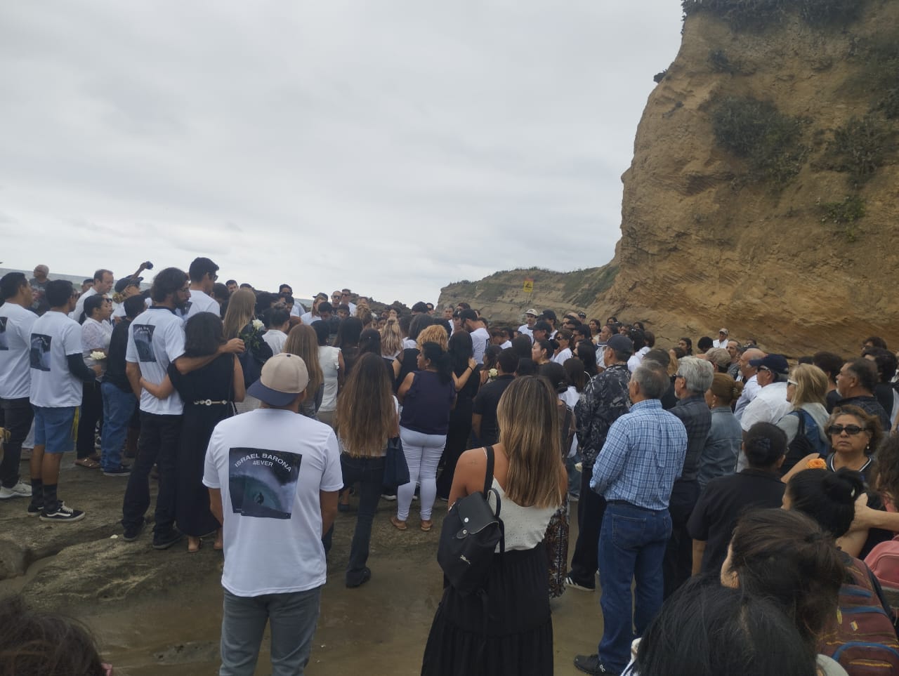 Homenaje en la playa a Israel Barona, el surfista de Montañita