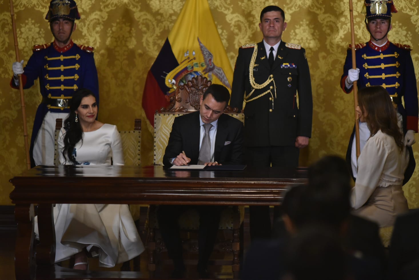 Daniel Noboa empieza a trabajar y presenta a su gabinete ministerial