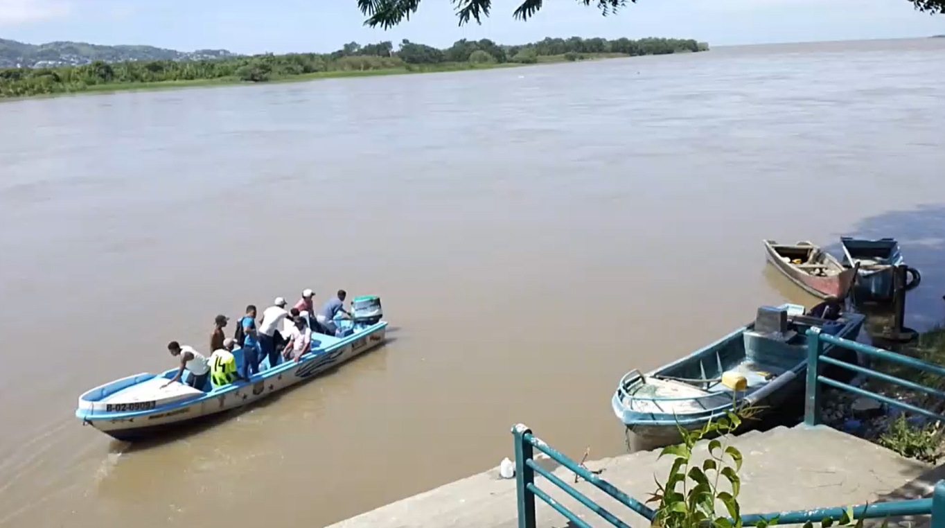 Esmeraldas: Buscan desesperadamente a dos jóvenes que se lanzaron al río