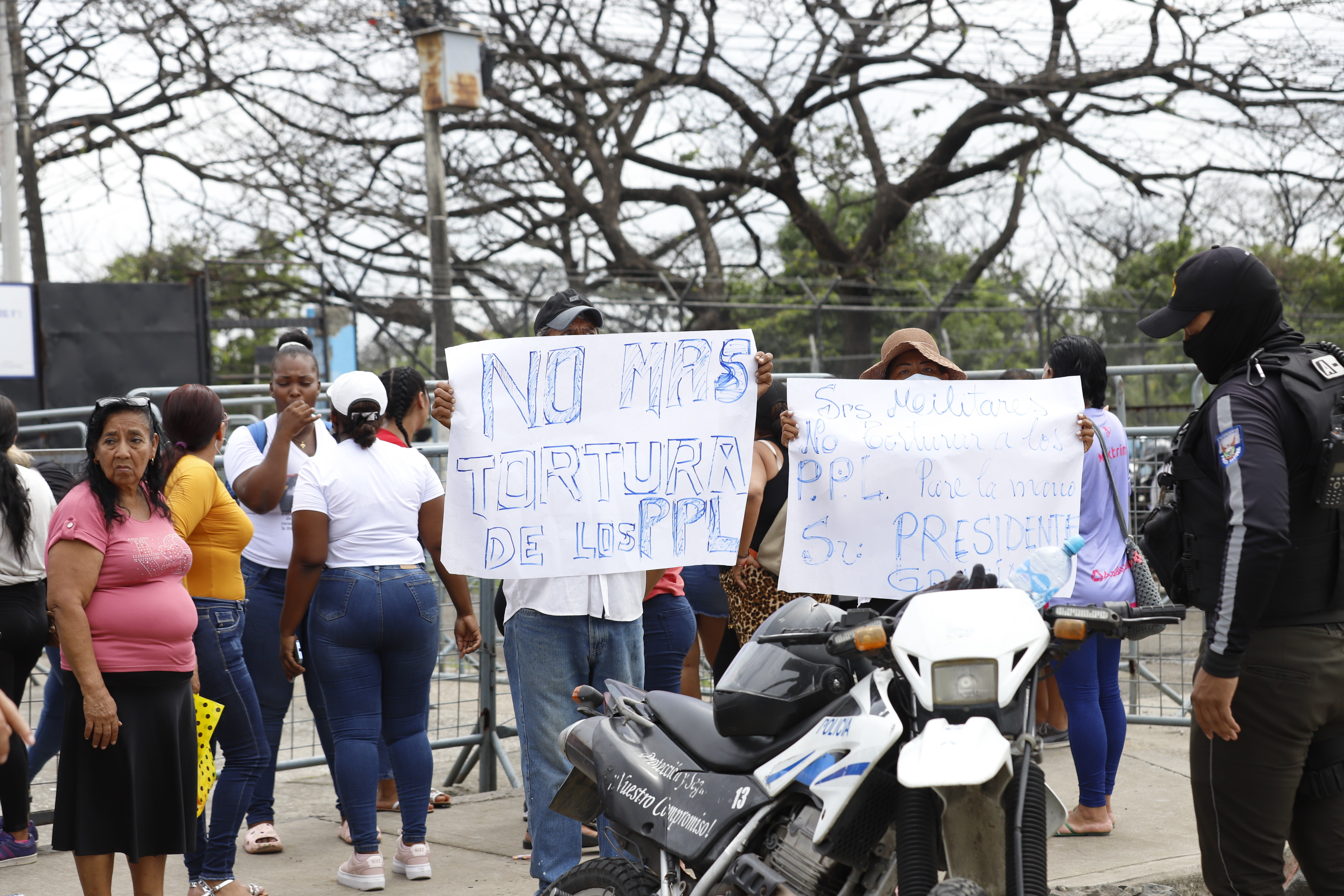 Guayaquil: Plantón de parientes de internos de la Penitenciaría del ...