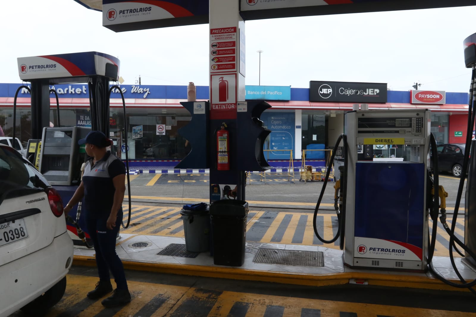 Guayaquil: Pese a toque de queda, sujetos robaron en gasolinera durante ...