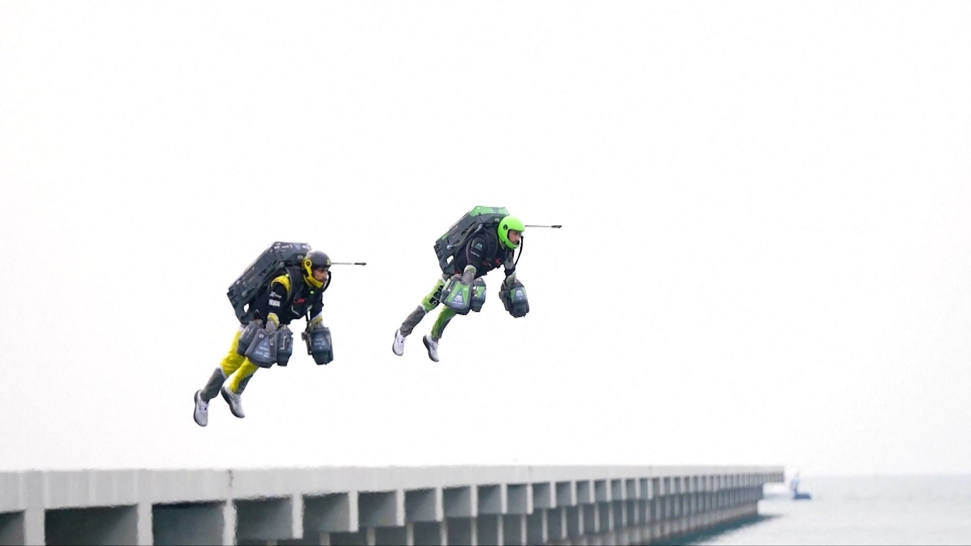 En Dubái volaron con trajes como el de Iron Man