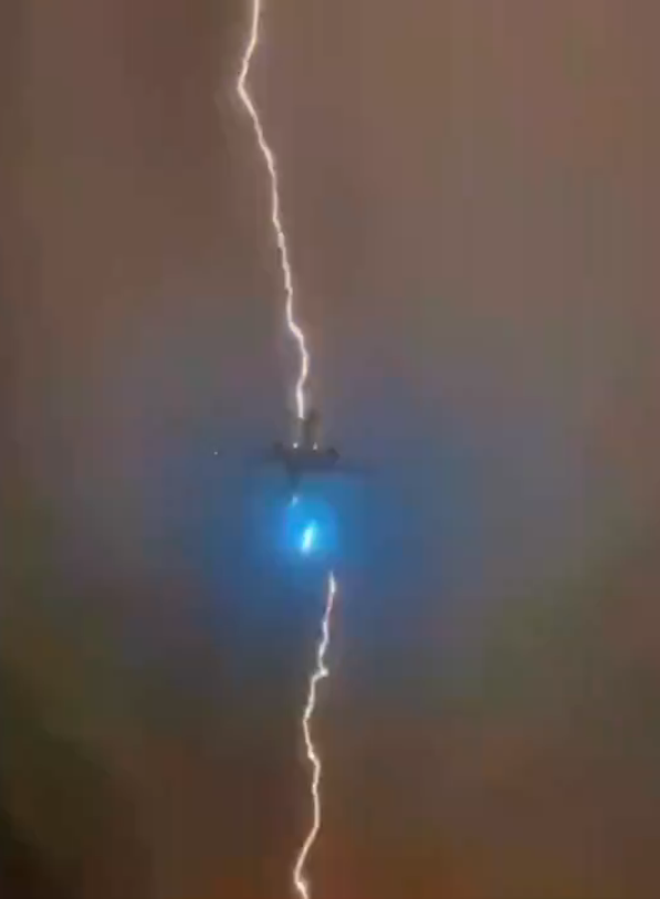 Video: impactantes imágenes de avión que fue impactado por un rayo en ...