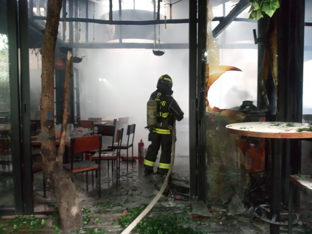 Bomberos controlaron un incendio en un restaurante de Cumbayá, en Quito ...
