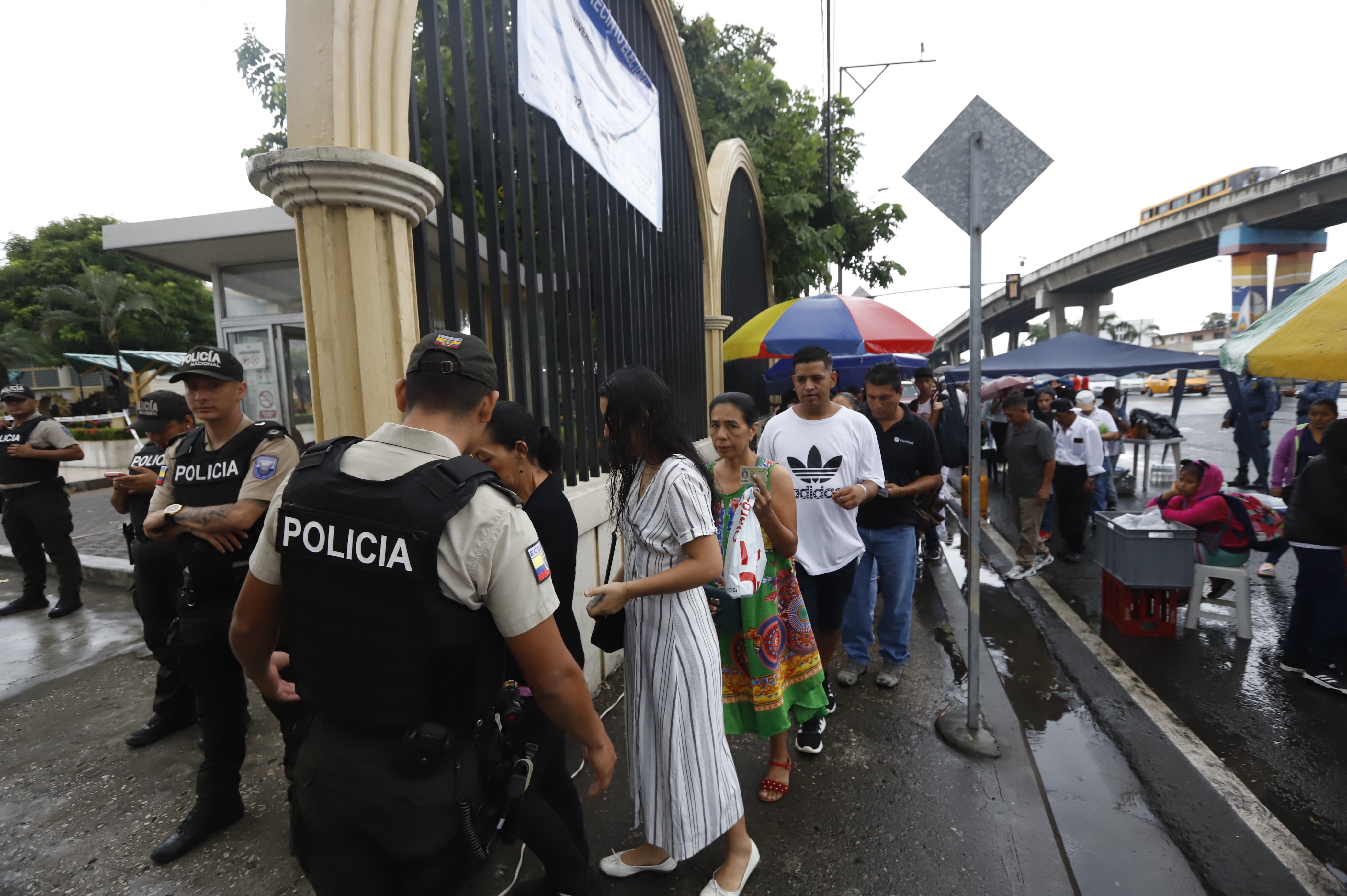 Consulta Popular: Lluvia cogió desprevenidos a muchos al votar en ...