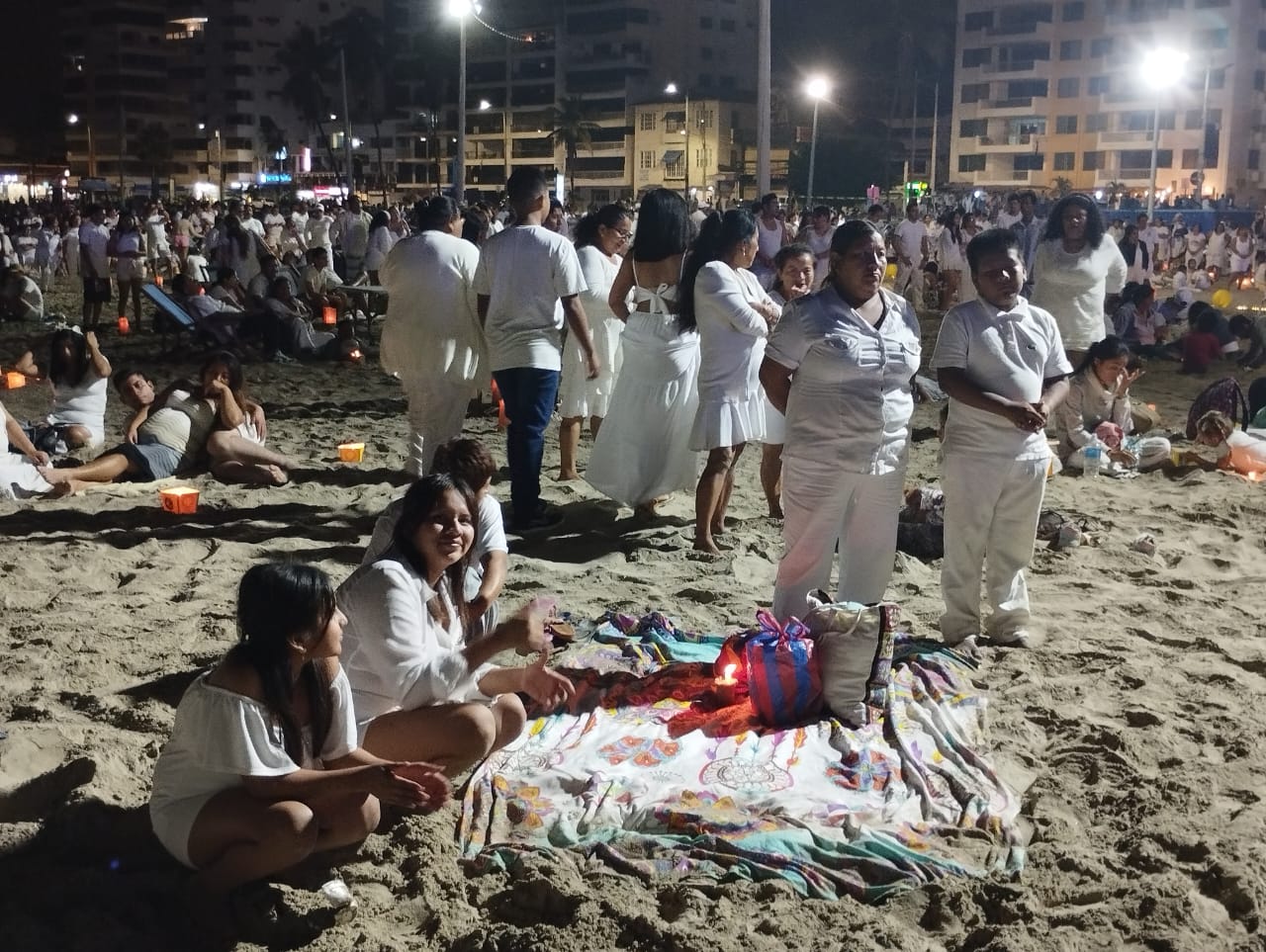 Miles de devotos participan en el tradicional Baño de San Juan en Salinas