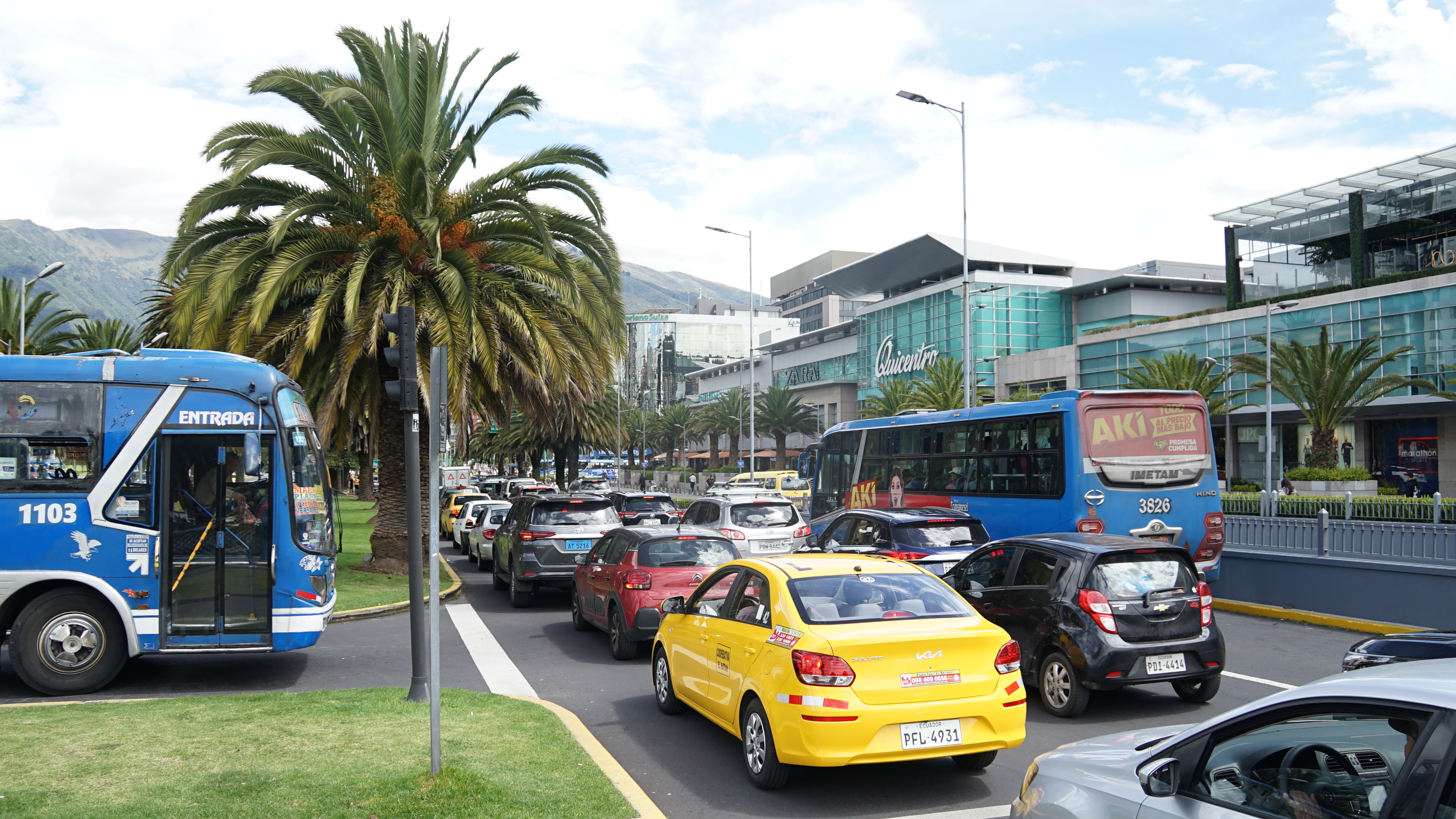 Ayudantes de buses asumen rol de agentes de tránsito en caótica ...