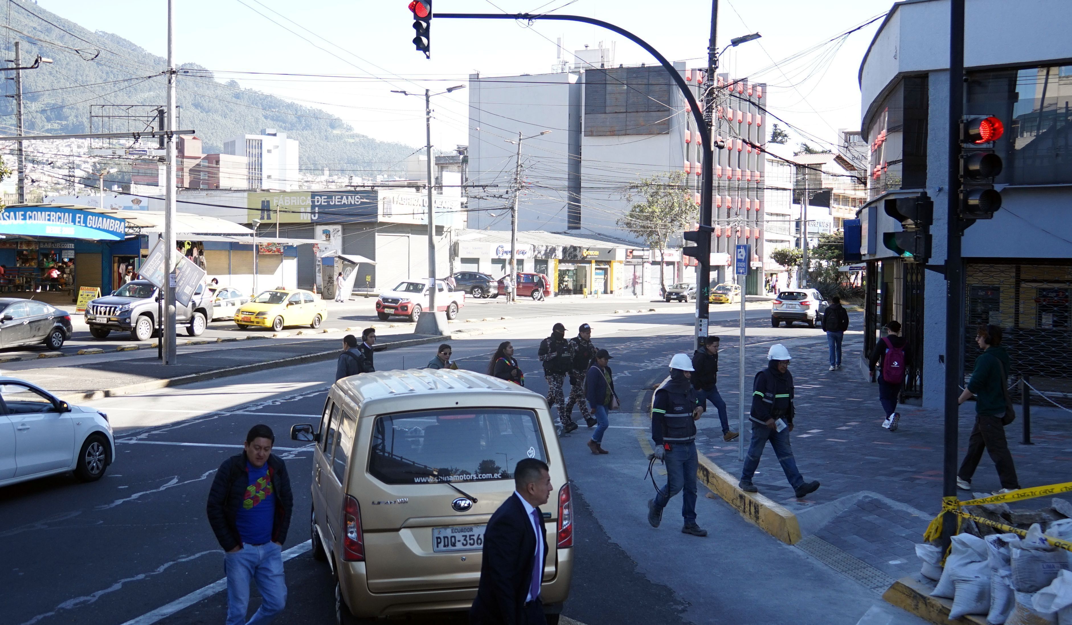 Quito: El denominado sendero seguro en el que corren riesgo los peatones