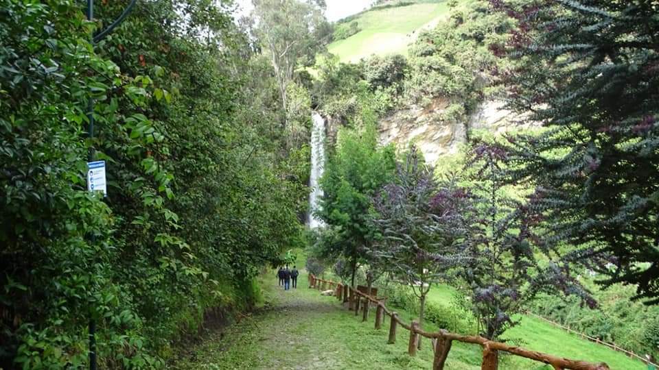 Magia y aventura alrededor de la Cascada de Paluz en San Gabriel