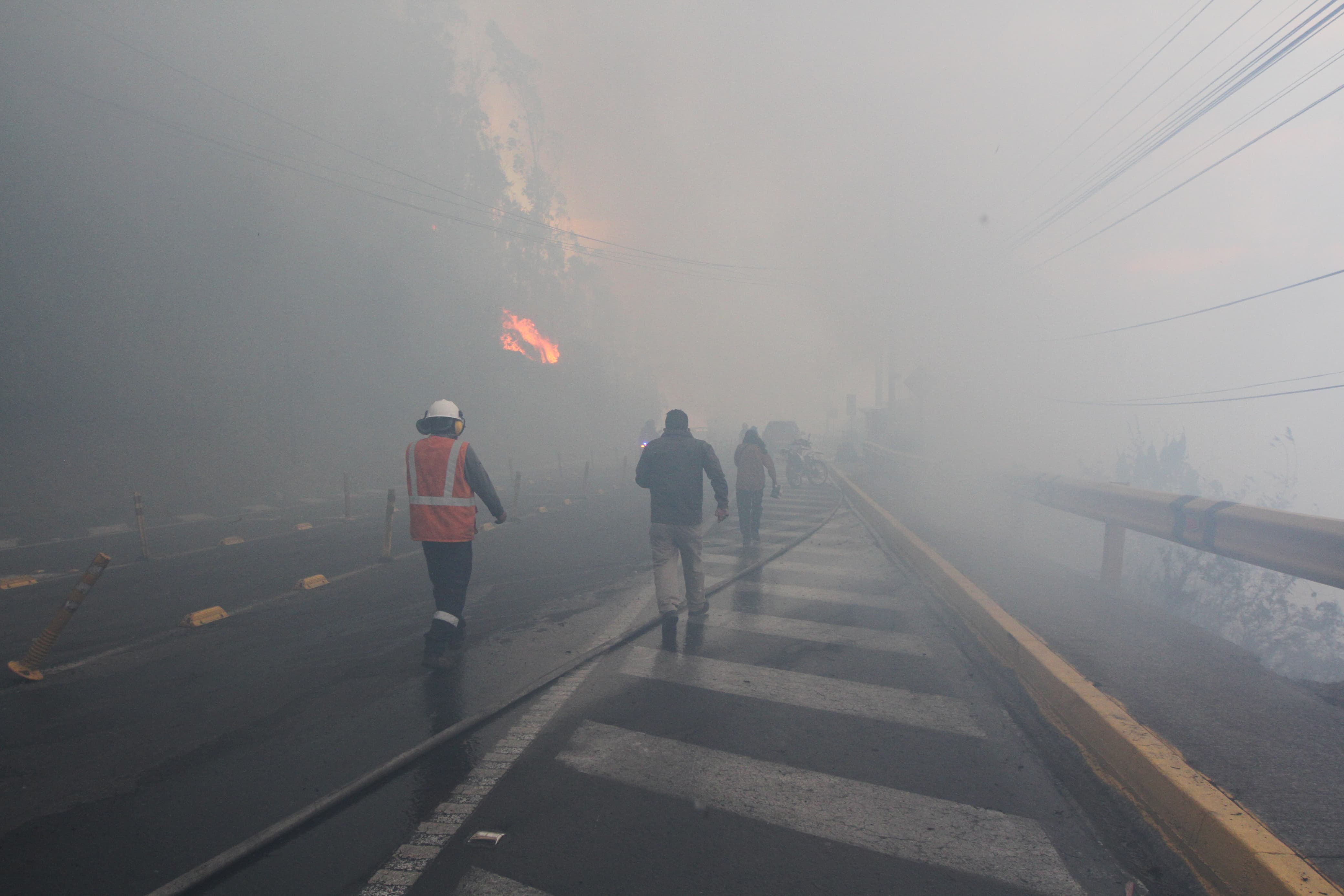 Incendio forestal en Quito se extiende hasta el parque Metropolitano