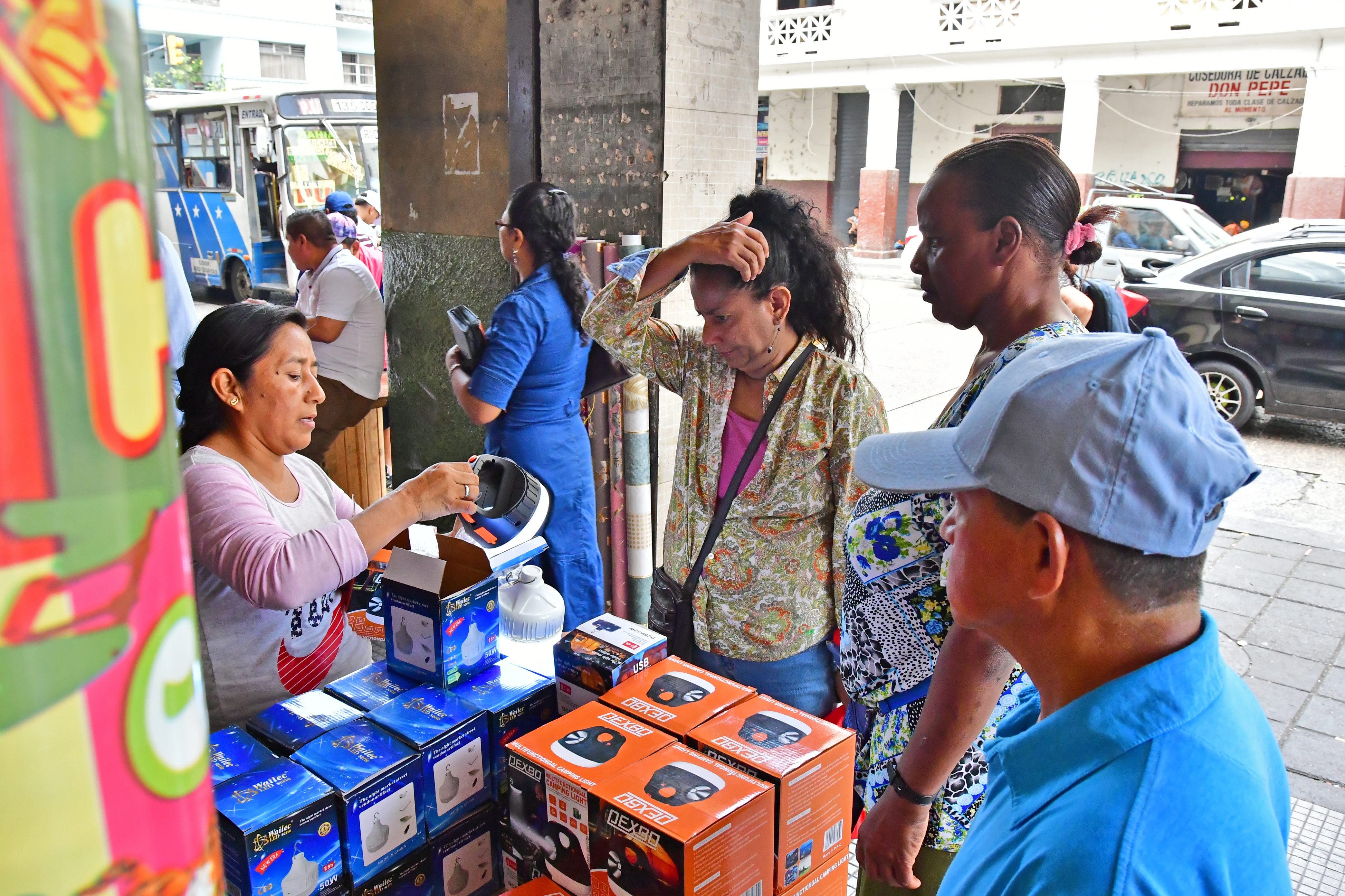 ¿Dónde encontrar focos y ventiladores recargables y baratos en Guayaquil?