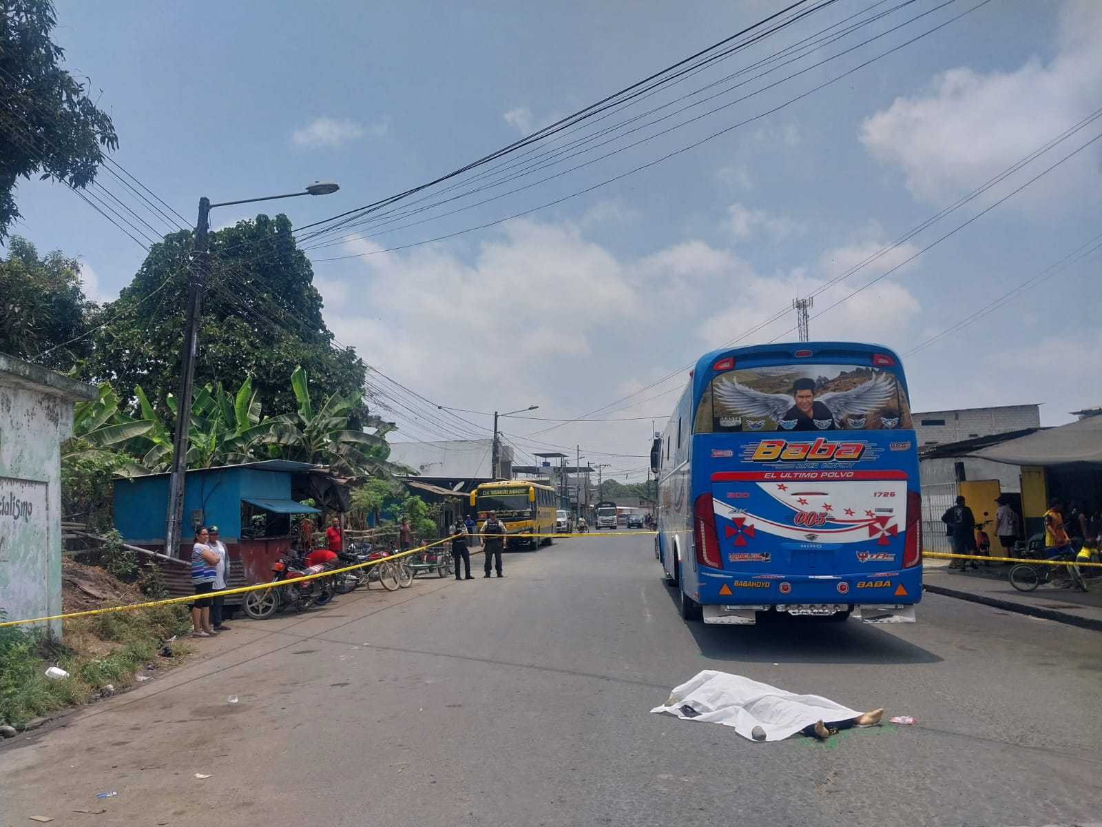El súbito final de un vendedor de hamacas en Baba cuando un bus daba ...