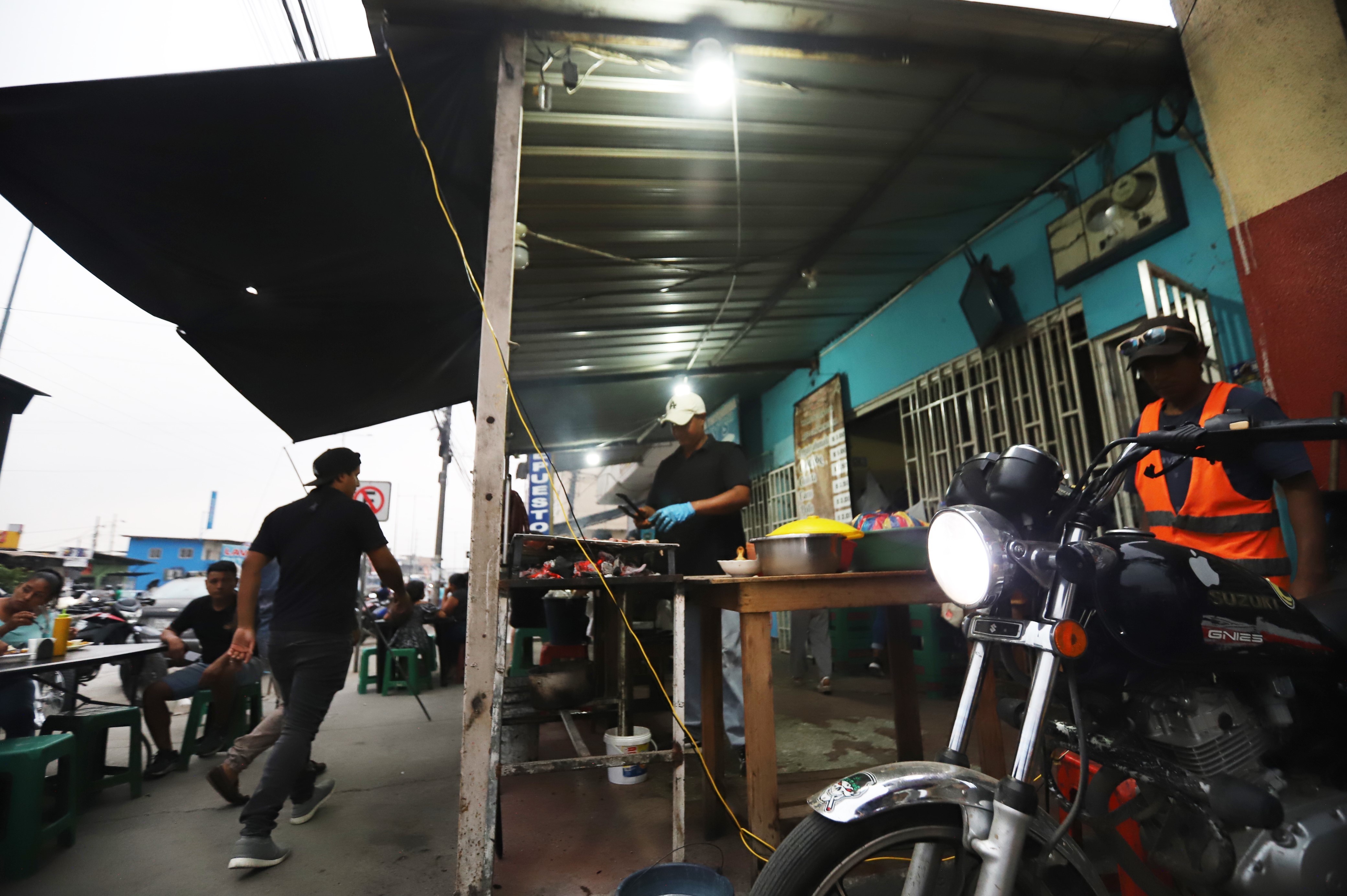 Guayaquil: Negocios informales usan la creatividad para trabajar ...