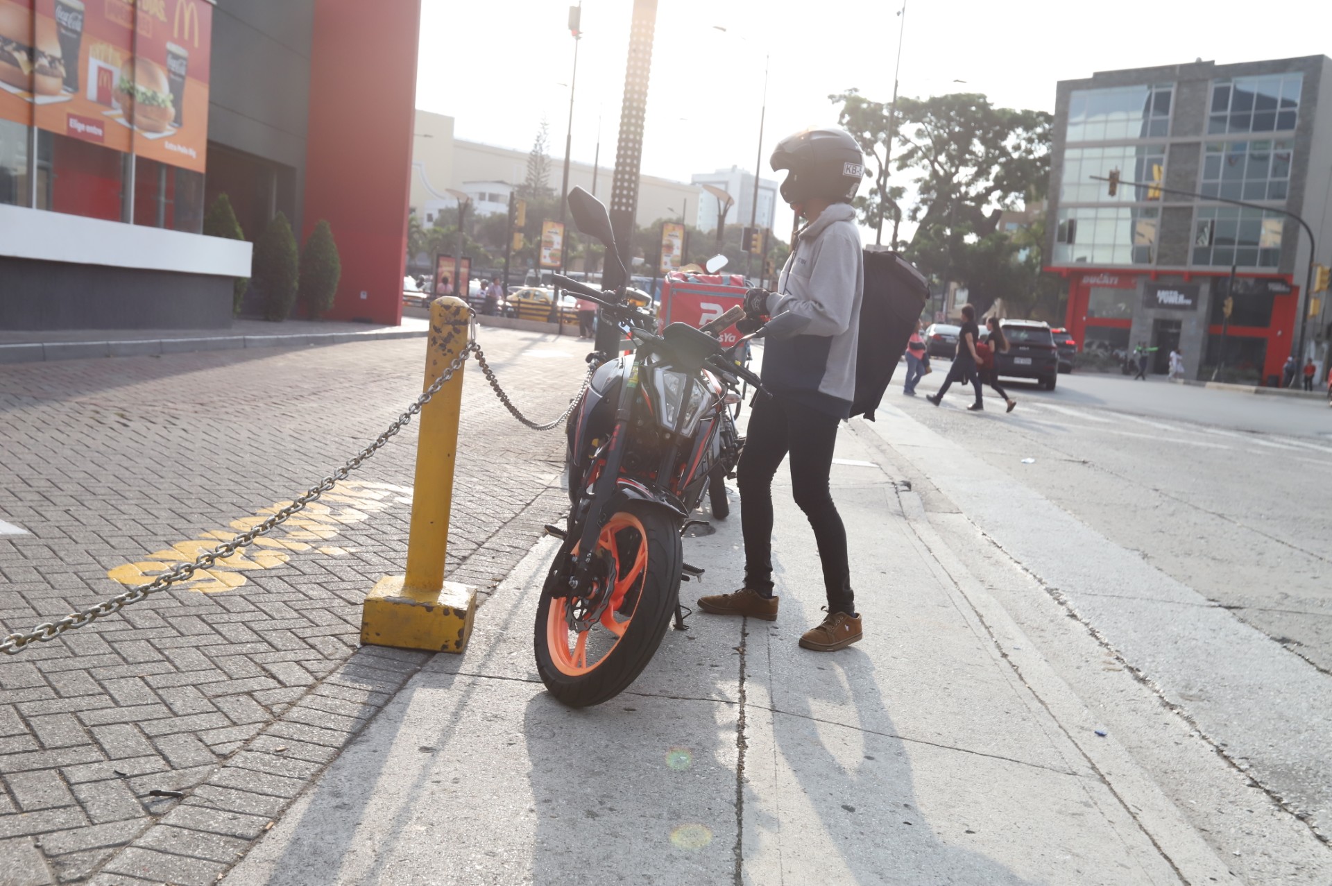 Cómo los apagones afectan a los conductores de taxis y repartidores en ...