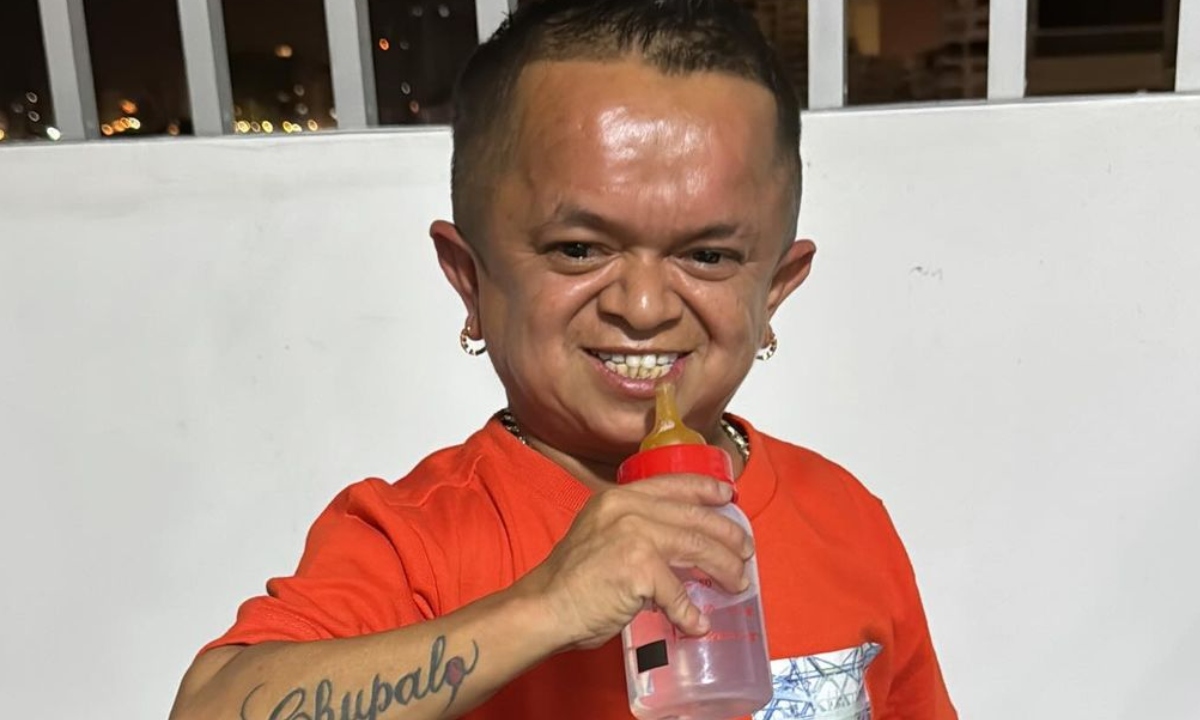 Jorgito Guayaco viraliza su palabra "chúpalo" y premia a sus imitadores