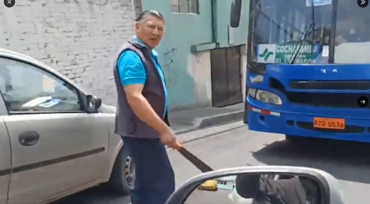 Quito: busero amenaza con un machete a otro conductor