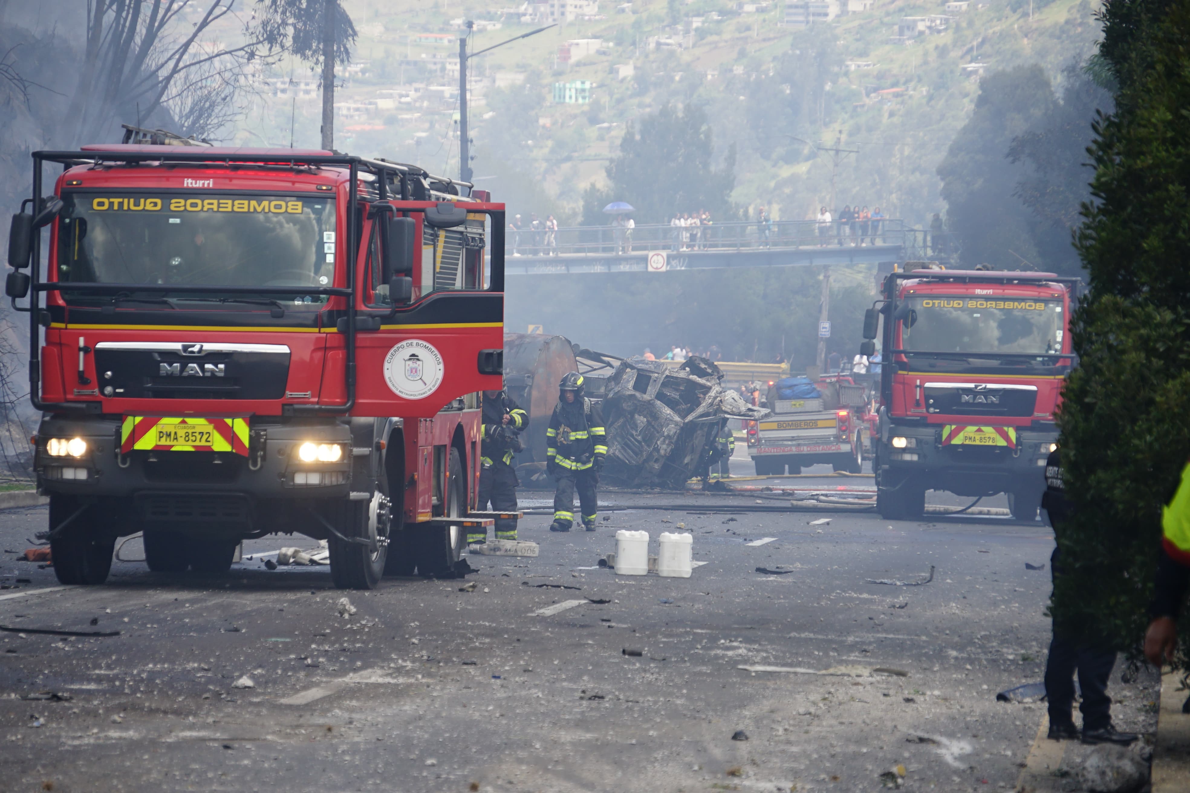 Incendio en la Simón Bolívar de Quito: llamas amenazan viviendas