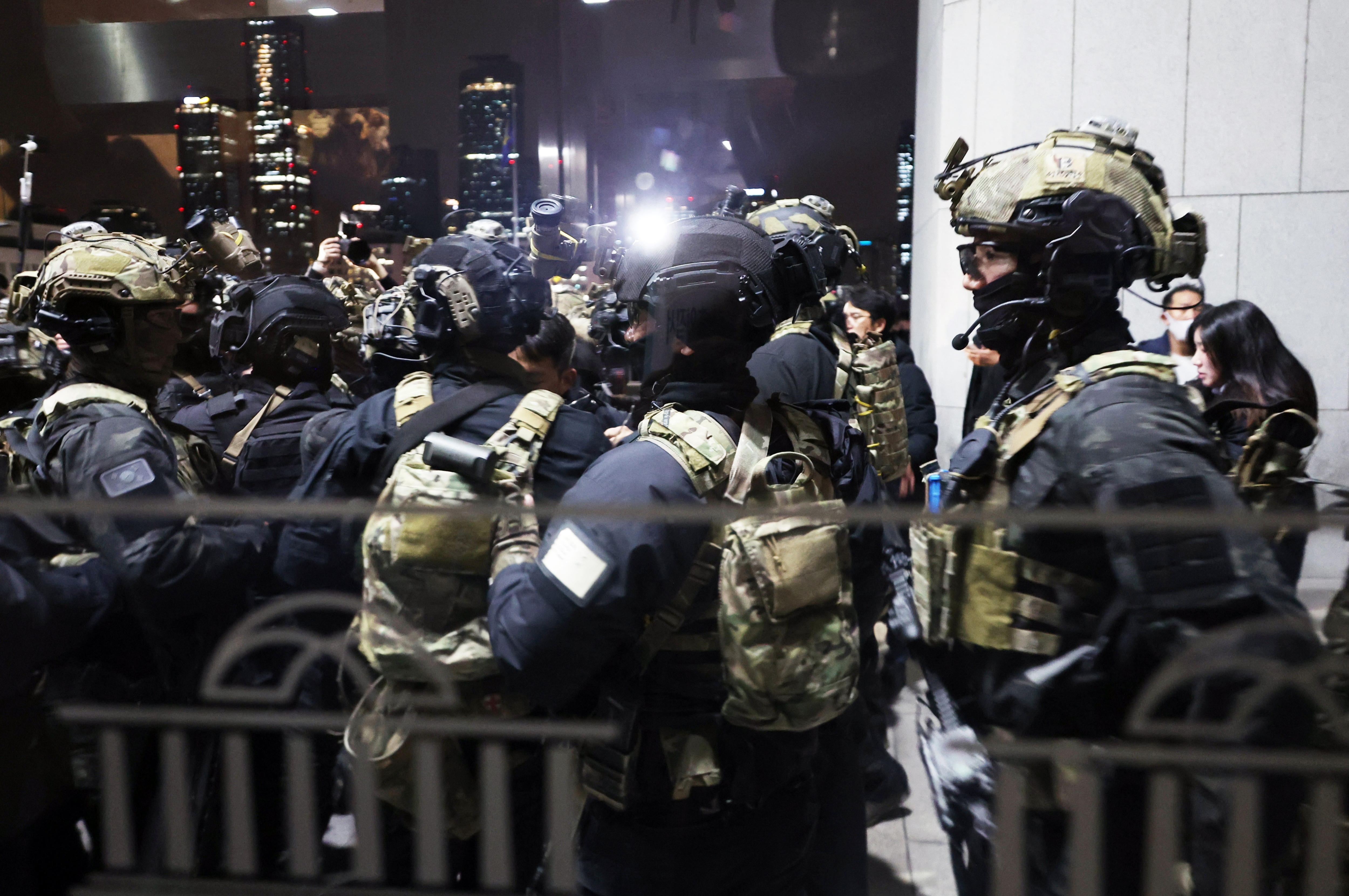 Corea del Sur declara ley marcial y soldados armados ingresan a la ...