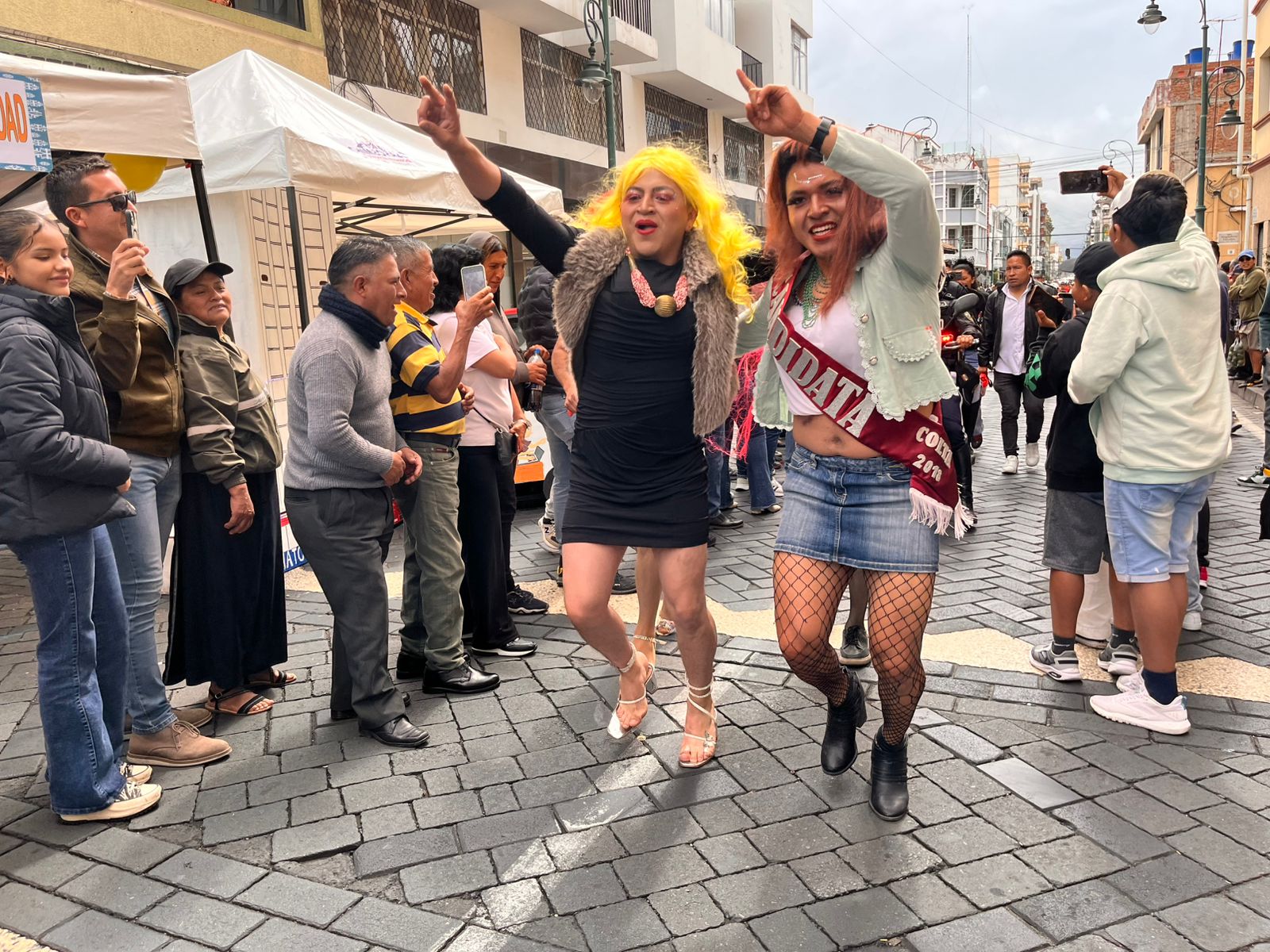 Riobamba celebra con color y alegría la primera carrera de locas viudas