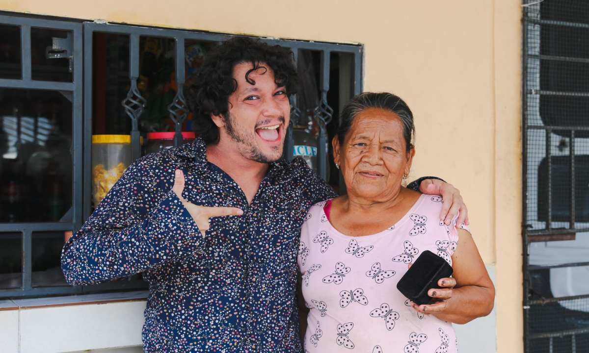 Felipe Crespo entregó una medalla a La abuelita de la tienda