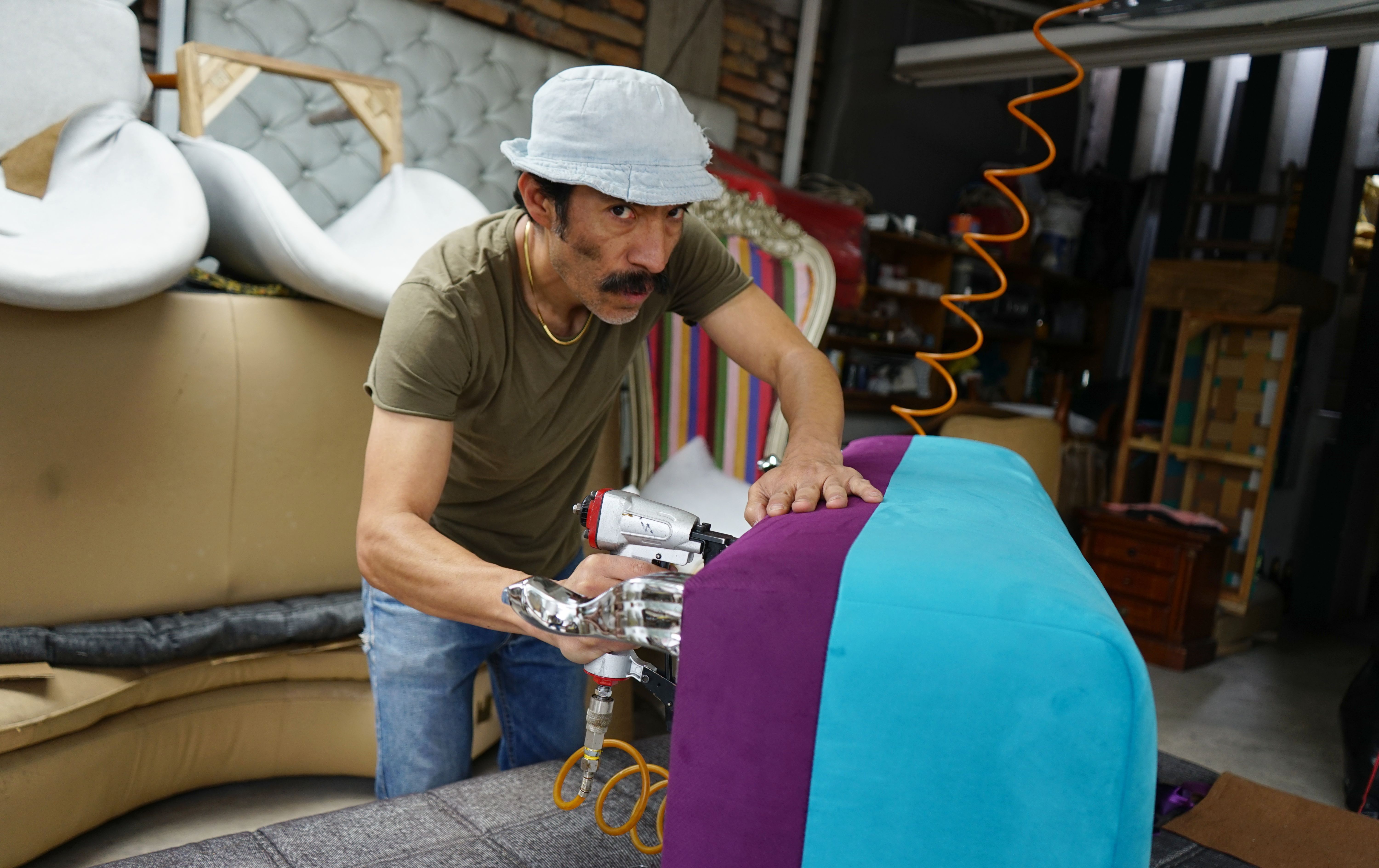 Don Ramón 'revive' en Quito: ¡El Monchito de los muebles!