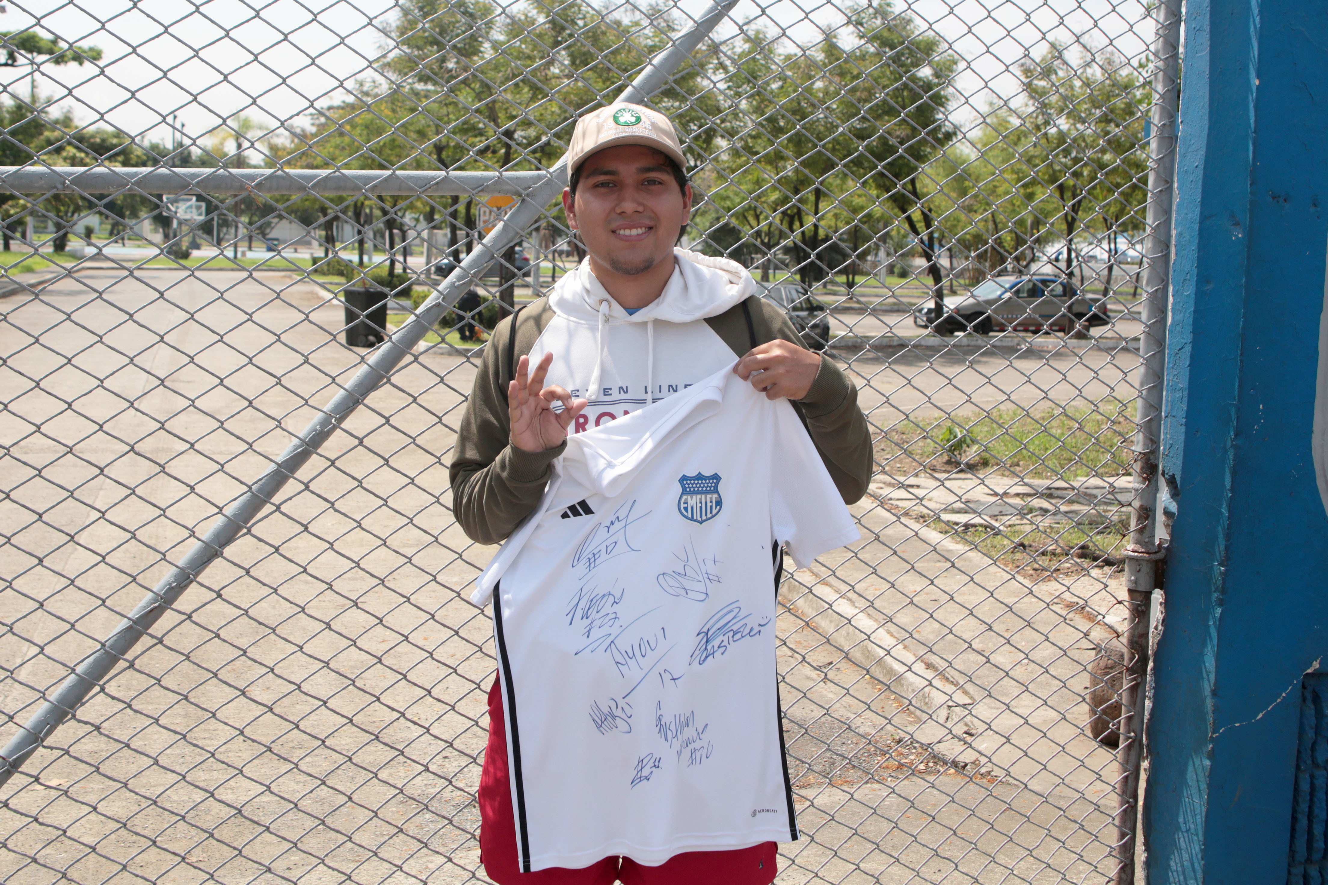 Alex Benavides pasa sueño, hambre y sol para conseguir autógrafos en Emelec