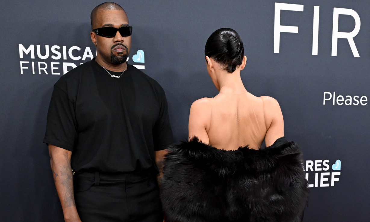 Grammy 2025: Esposa de Kanye West se desnudó, ¿Provocación o estrategia mediática?