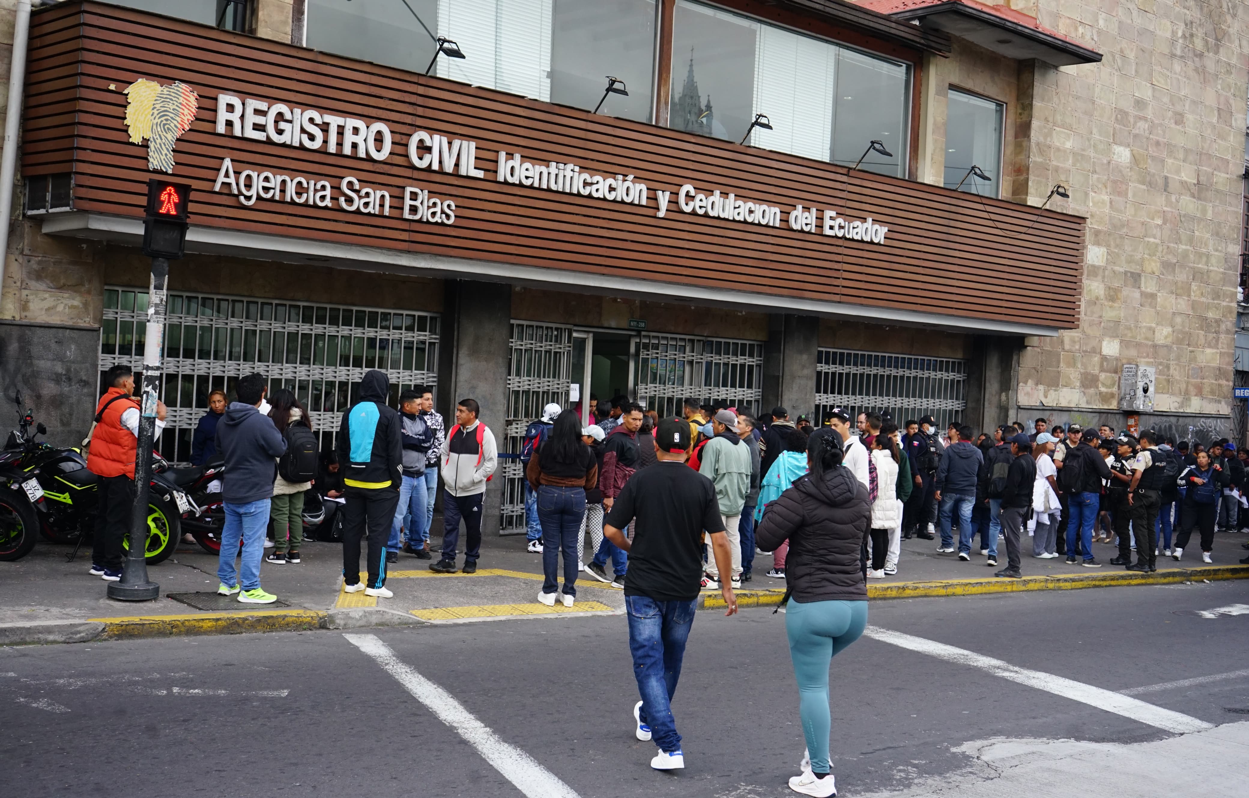Elecciones Ecuador 2025: Centenares buscan obtener su cédula para ...