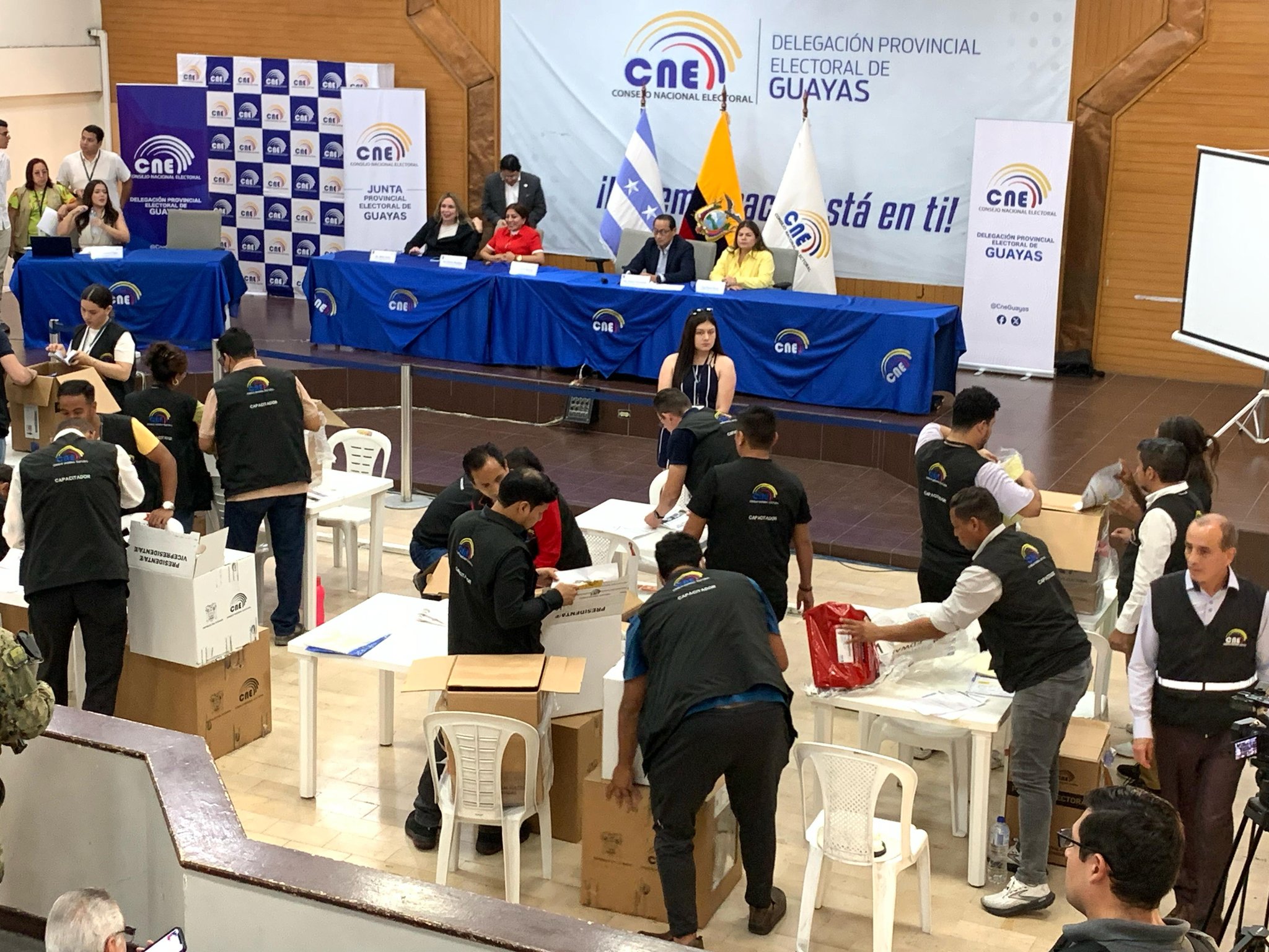 Elecciones Ecuador 2025: Inició el escrutinio del voto en casa y PPL