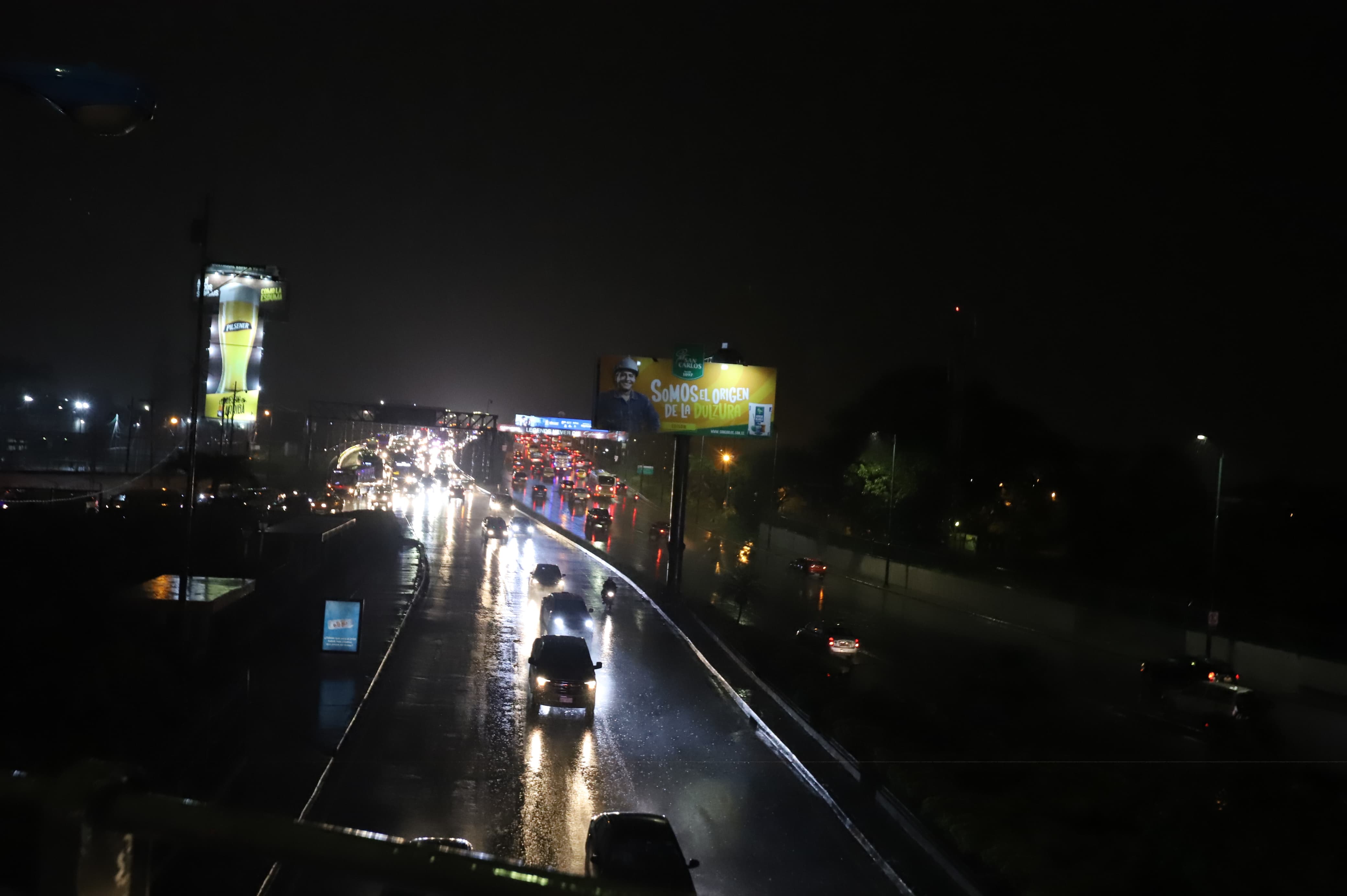 Lluvia en Guayaquil genera congestión vehicular la noche de este 27 de ...