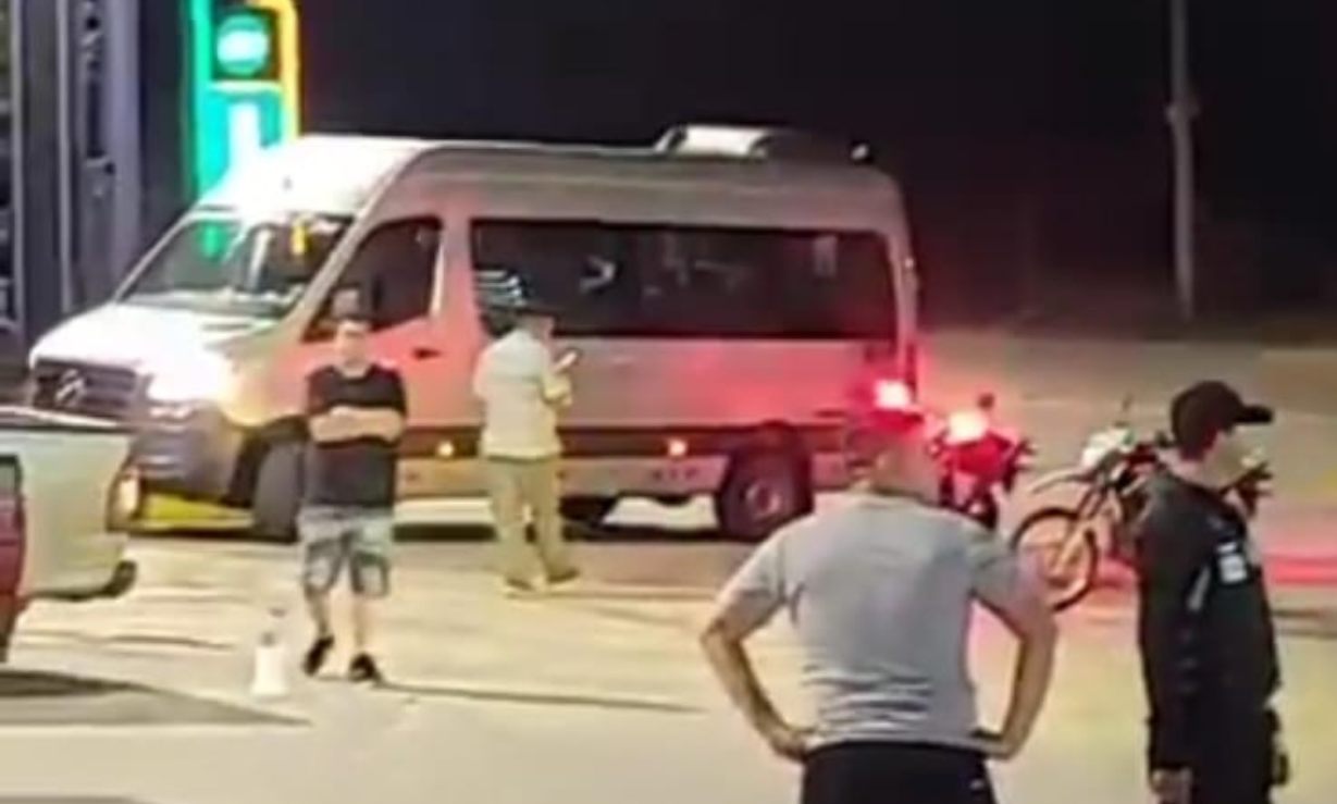 Violento asalto a buseta que cubría la ruta Guayaquil-Cuenca | VIDEO