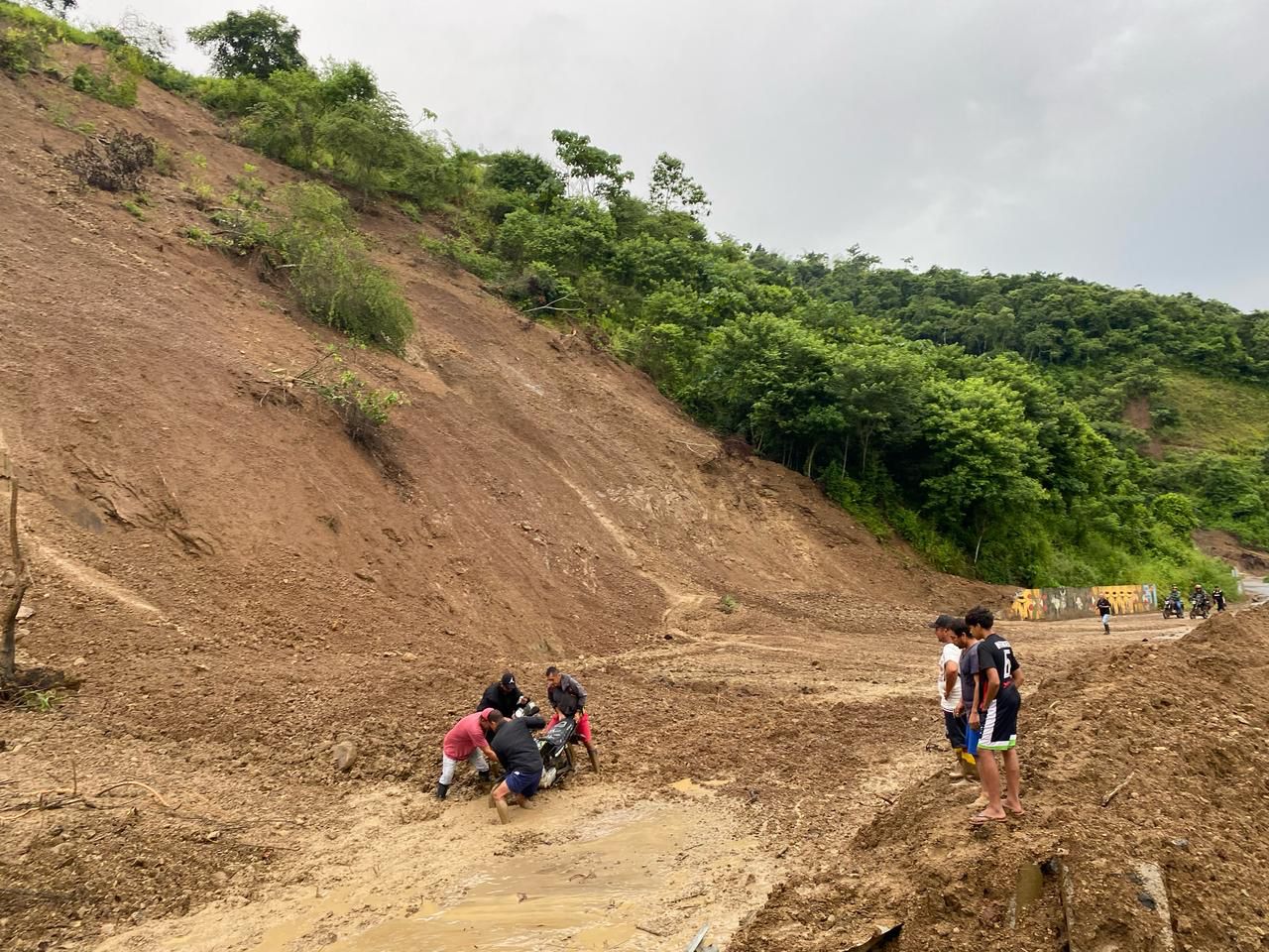 Manabí: Vía del cerro de Junín inhabilitada por deslizamientos de tierra