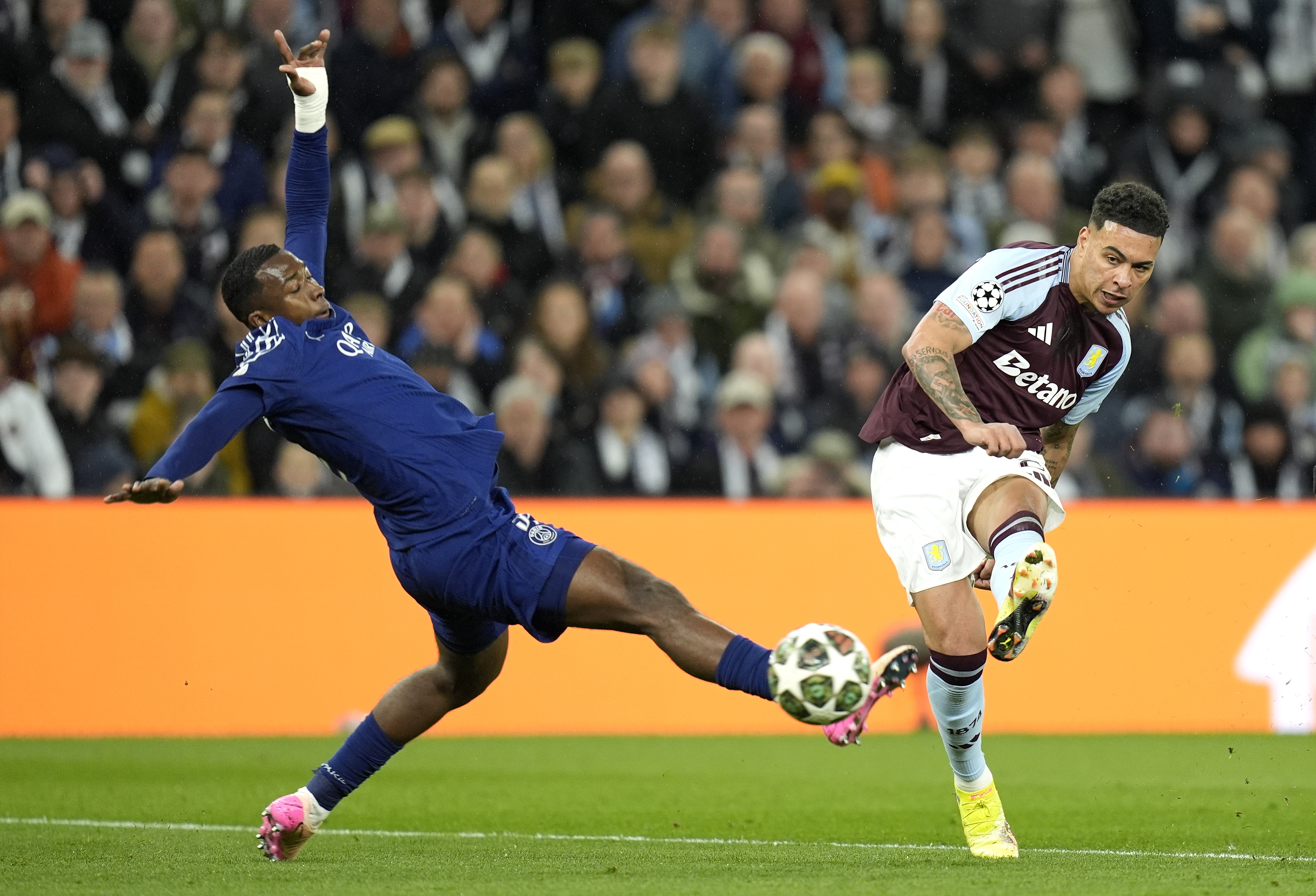 William Pacho: La impactante jugada defensiva del ecuatoriano en ...