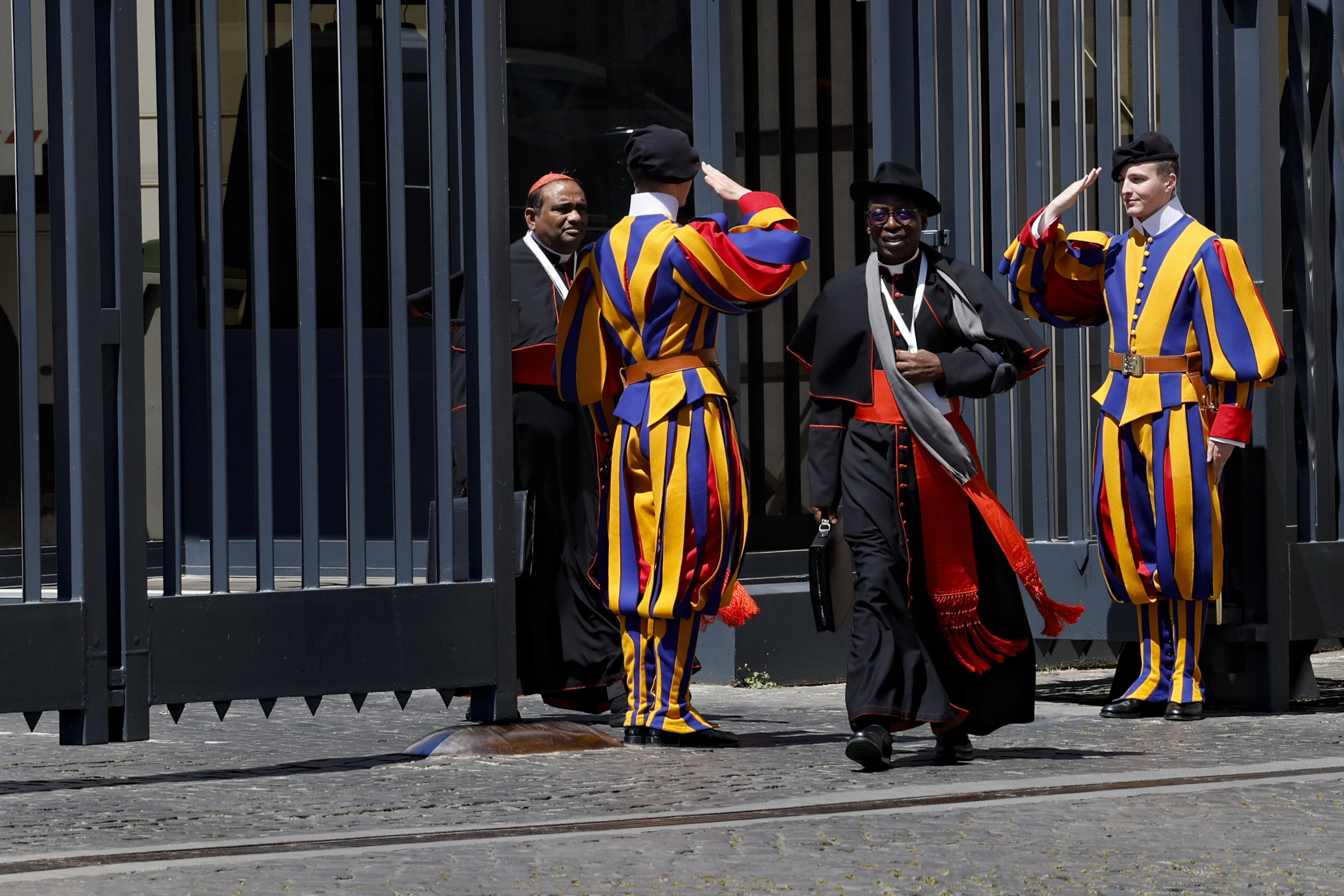 Continúa el duelo por el Papa Francisco mientras preparan el Cónclave ...