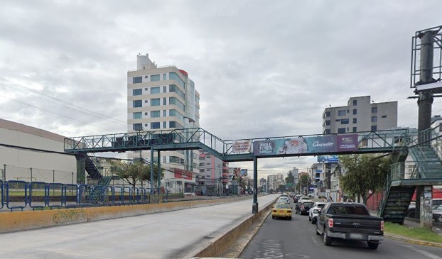 Retiran el puente ubicado frente al colegio 24 de Mayo, en Quito