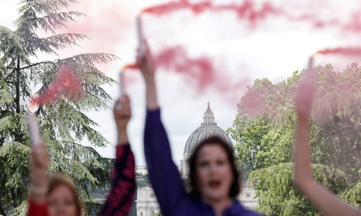 Fumata rosa en el cónclave: exigen más presencia femenina en la Iglesia