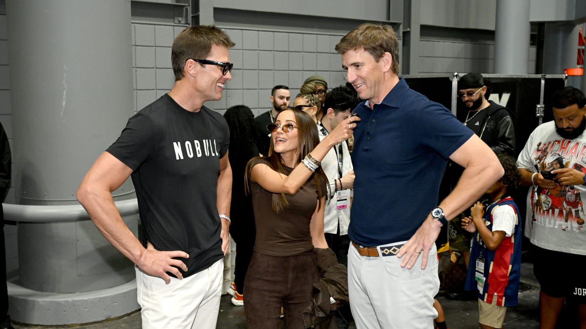 Tom Brady y Eli Manning reviven su rivalidad en un show de la WWE en ...