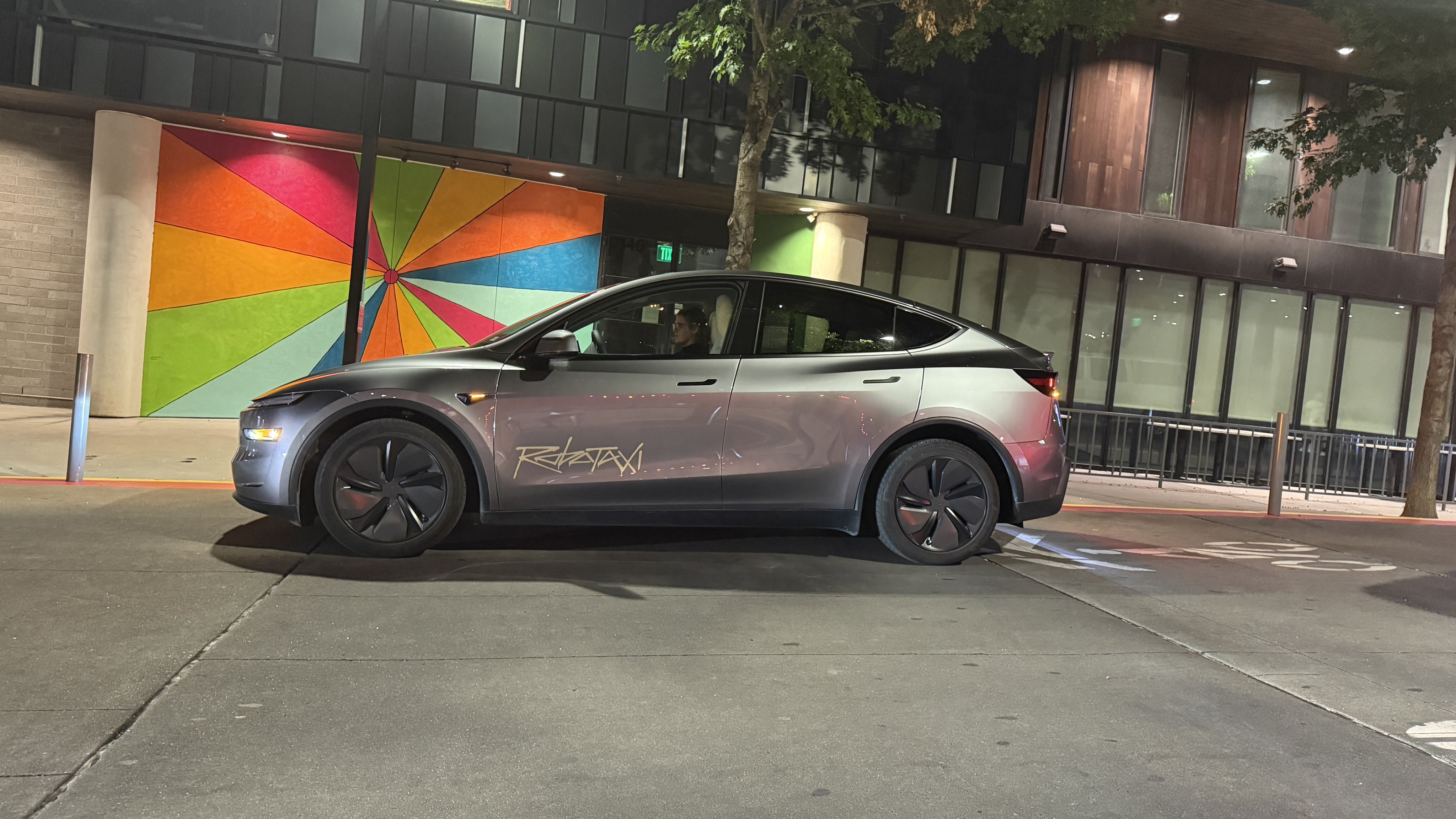 Tesla lanza primer taxi sin chofer: así operan los nuevos robotaxis por ...