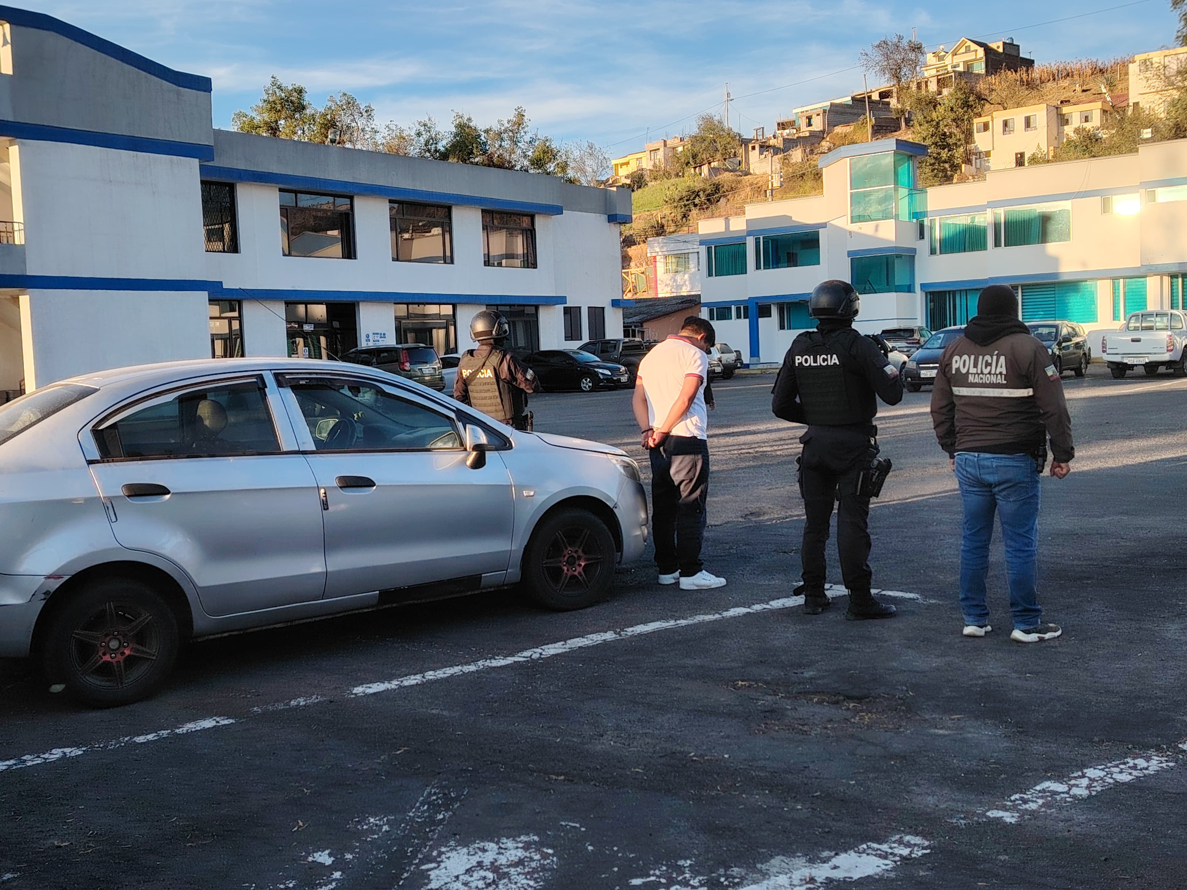 Cotopaxi: Policía desmantela un presunto centro de acopio de droga en ...