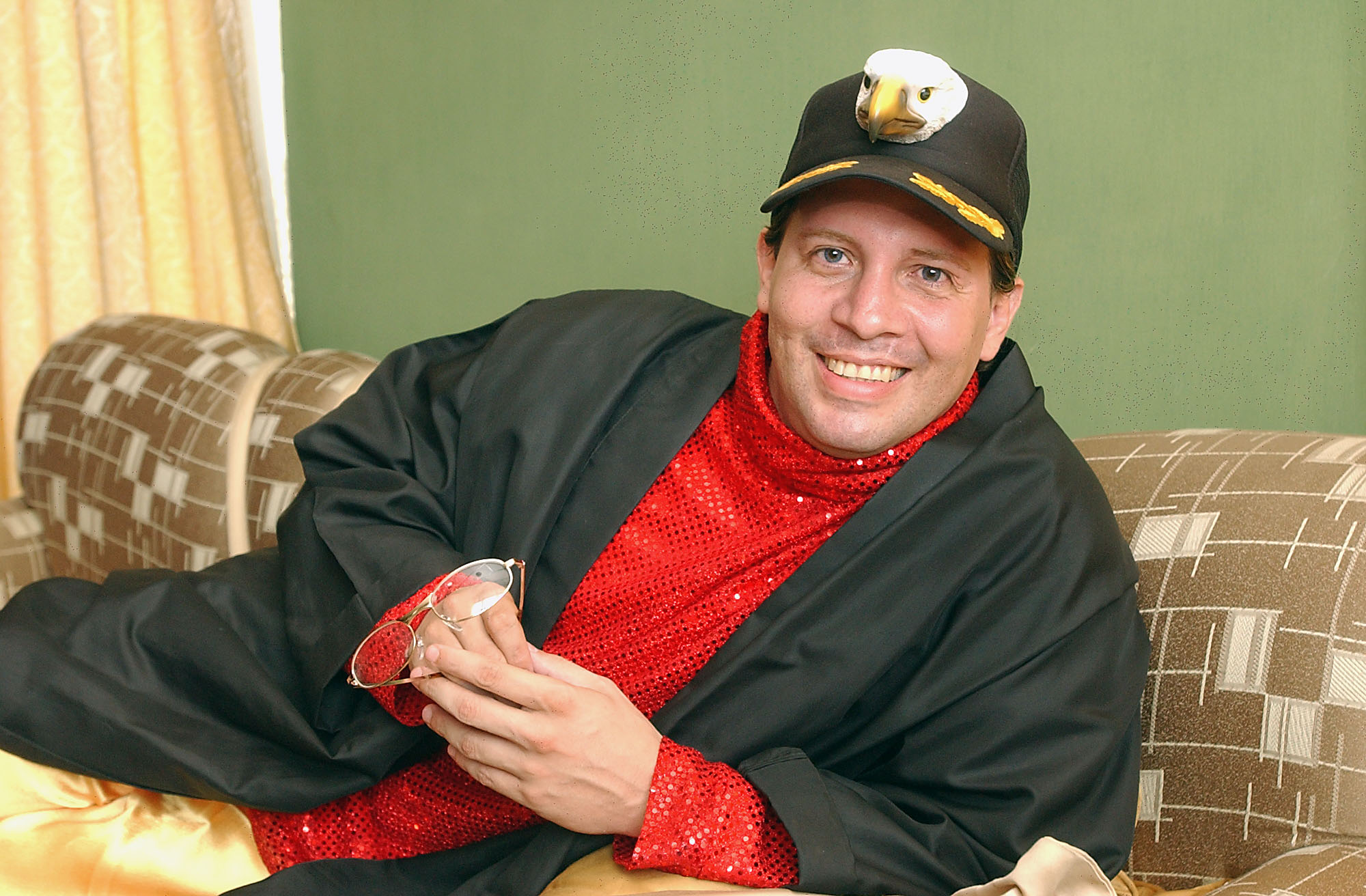 Mike Albornoz: Así fue la carrera y los ideales del exéntrico artista ...