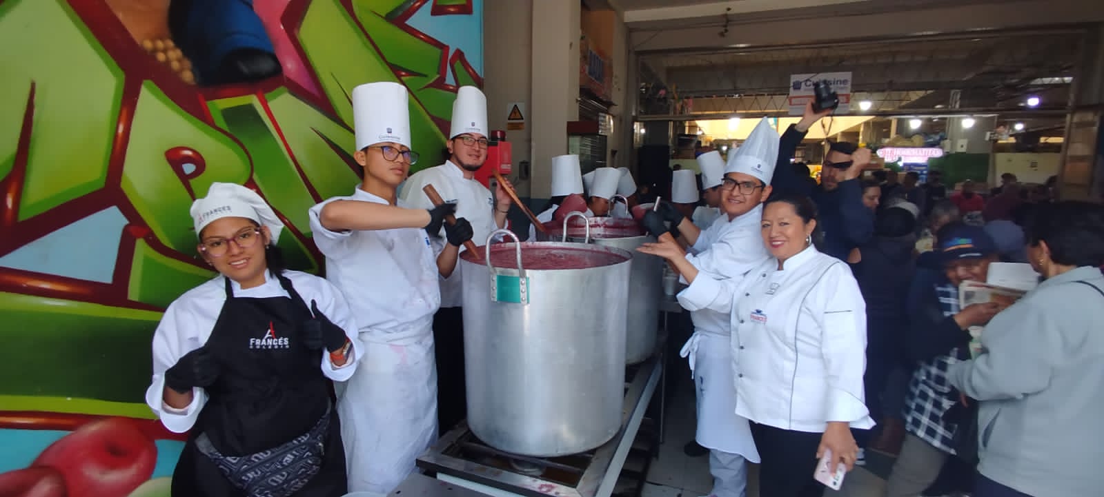 ¡Bien servida y gratis! Así dan la colada morada en Ambato
