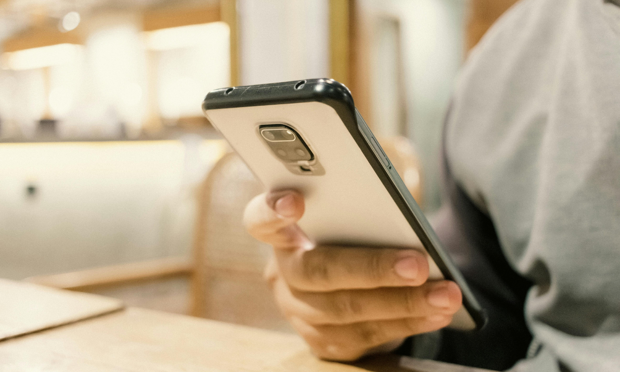 ¿Por qué tu celular se descarga rápido? Importancia de la carga correcta