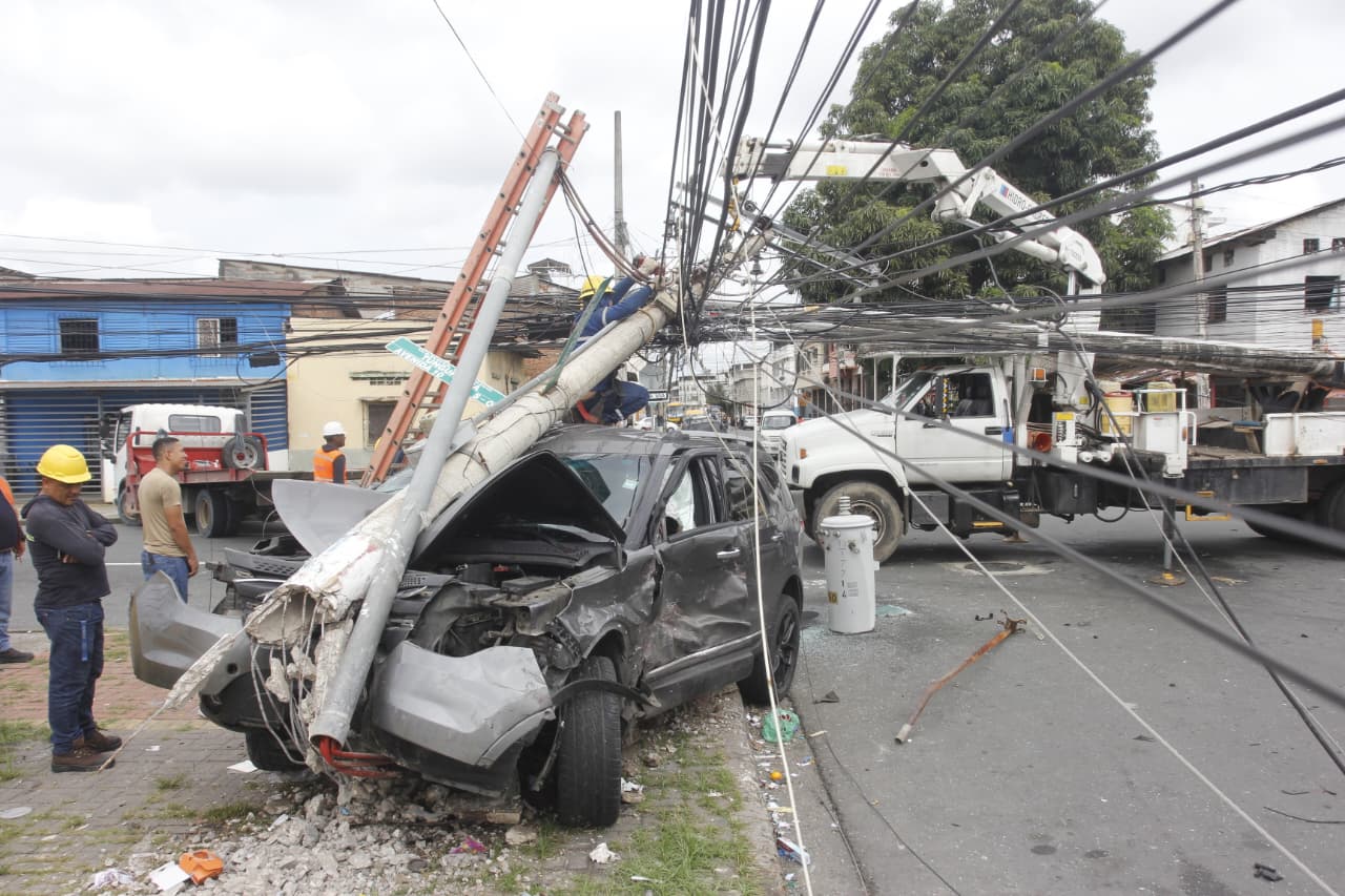 En el sur de Guayaquil dos carros chocaron, tumbaron postes y ...