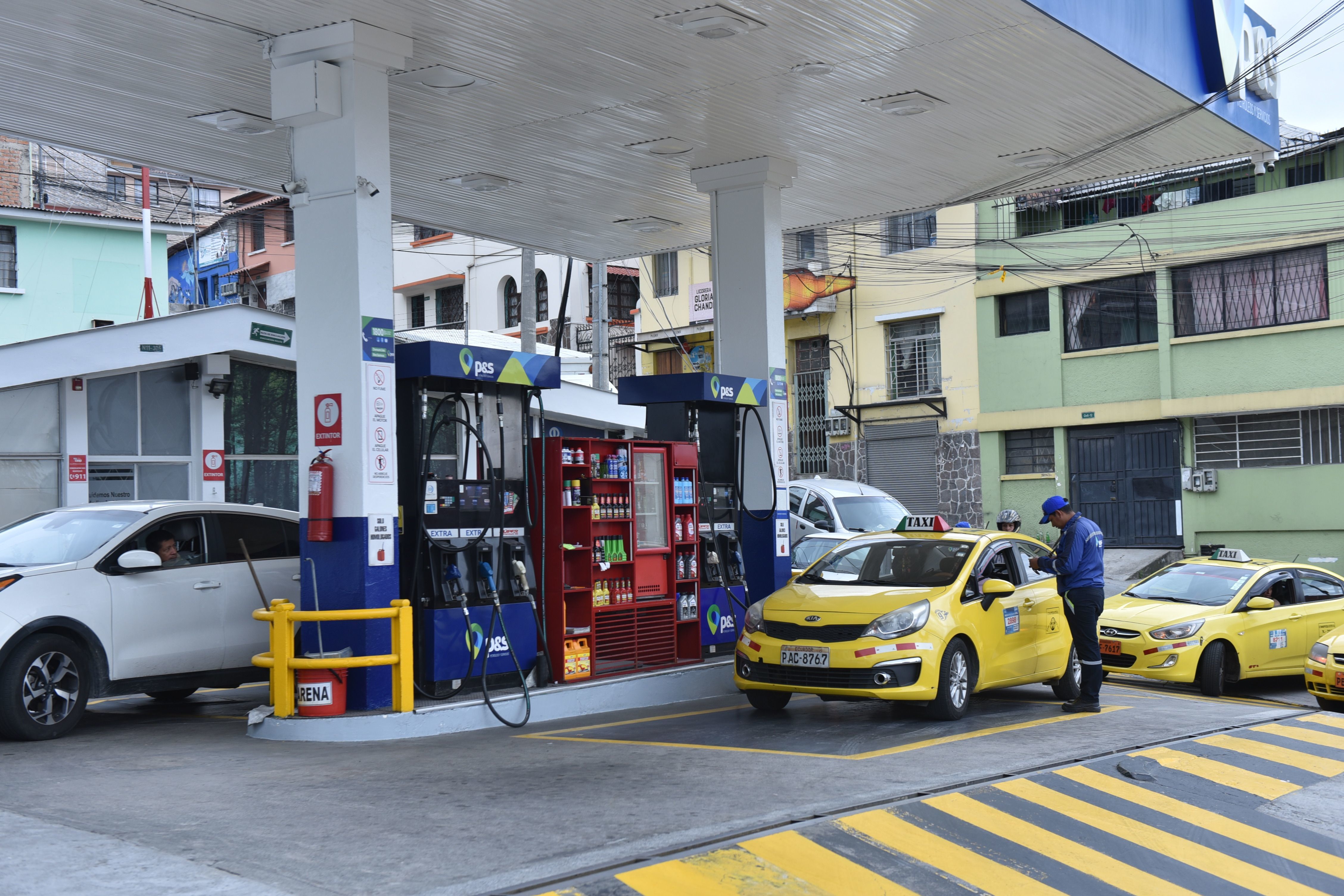 Crisis de la gasolina: Gente que peregrina en busca de combustible ...