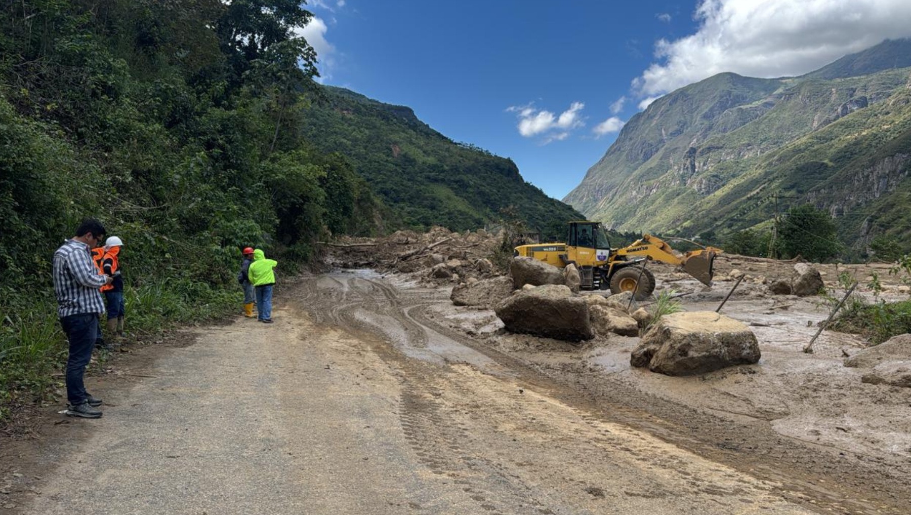 40 mil metros cúbicos de material obstaculizan la vía Cuenca-Girón-Pasaje