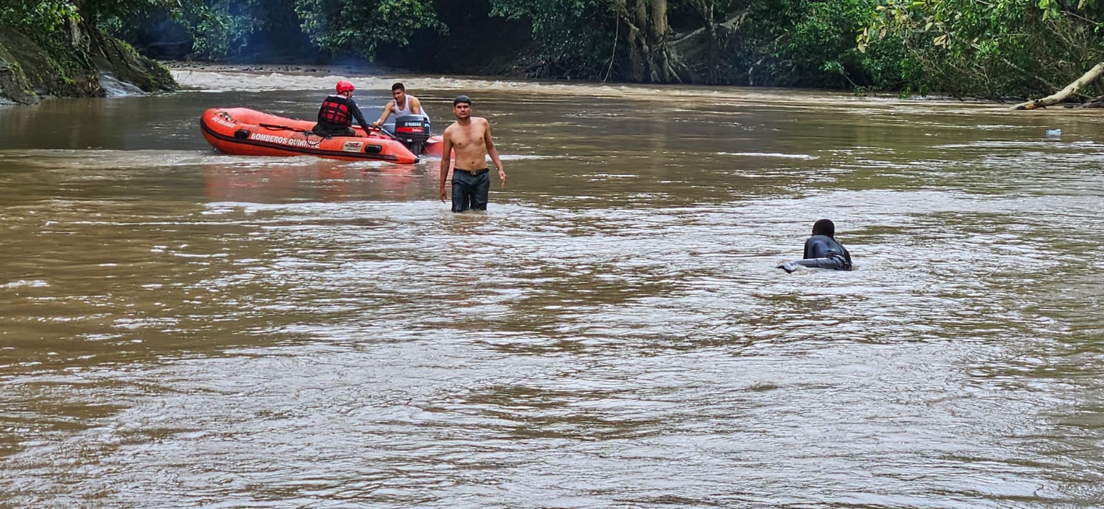 Quinindé: Padre e hijo desaparecen tras naufragio de canoa en el río Dógola