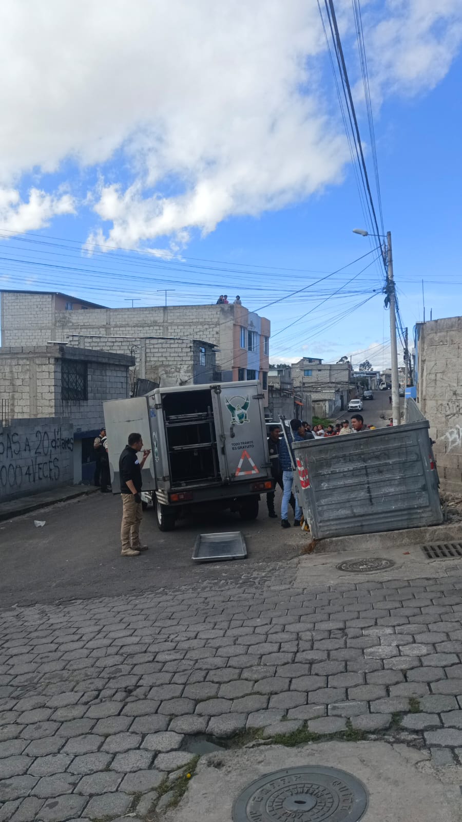 Quito: creyeron que era basura, pero se trataba de un cadáver junto a ...